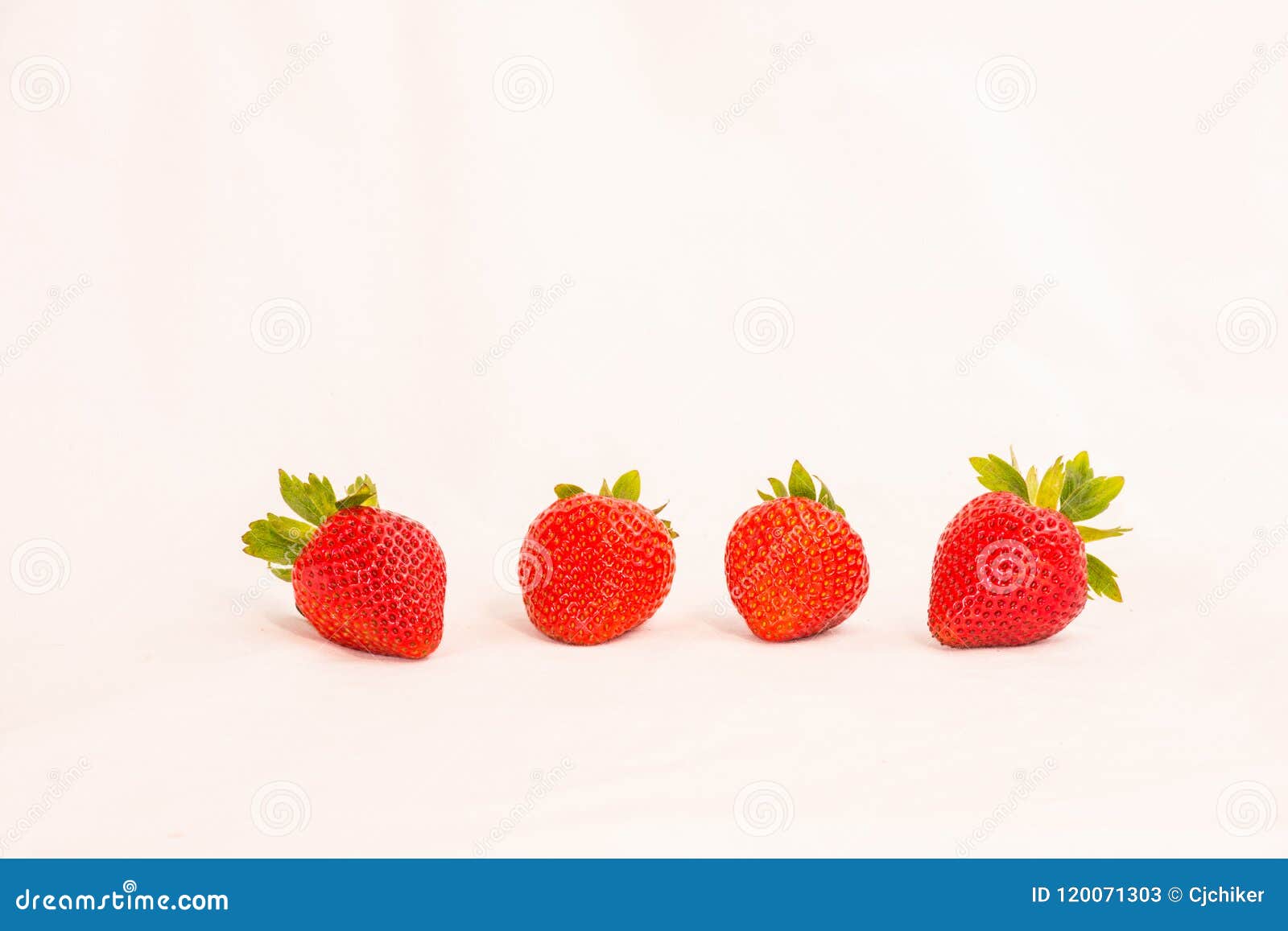 Cuatro Fresas En Un Disco De Cristal Imagen de archivo - Imagen de ...