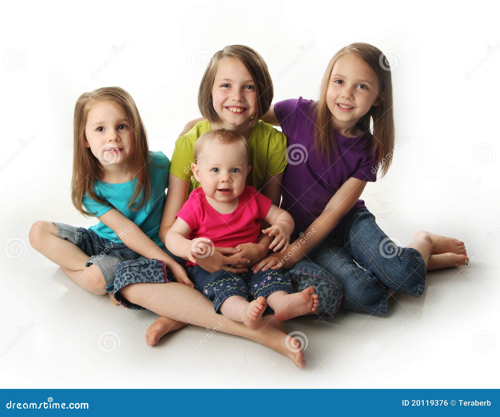 Cuatro Hermanas Adorables Jovenes Imagen de archivo libre de regalías ...