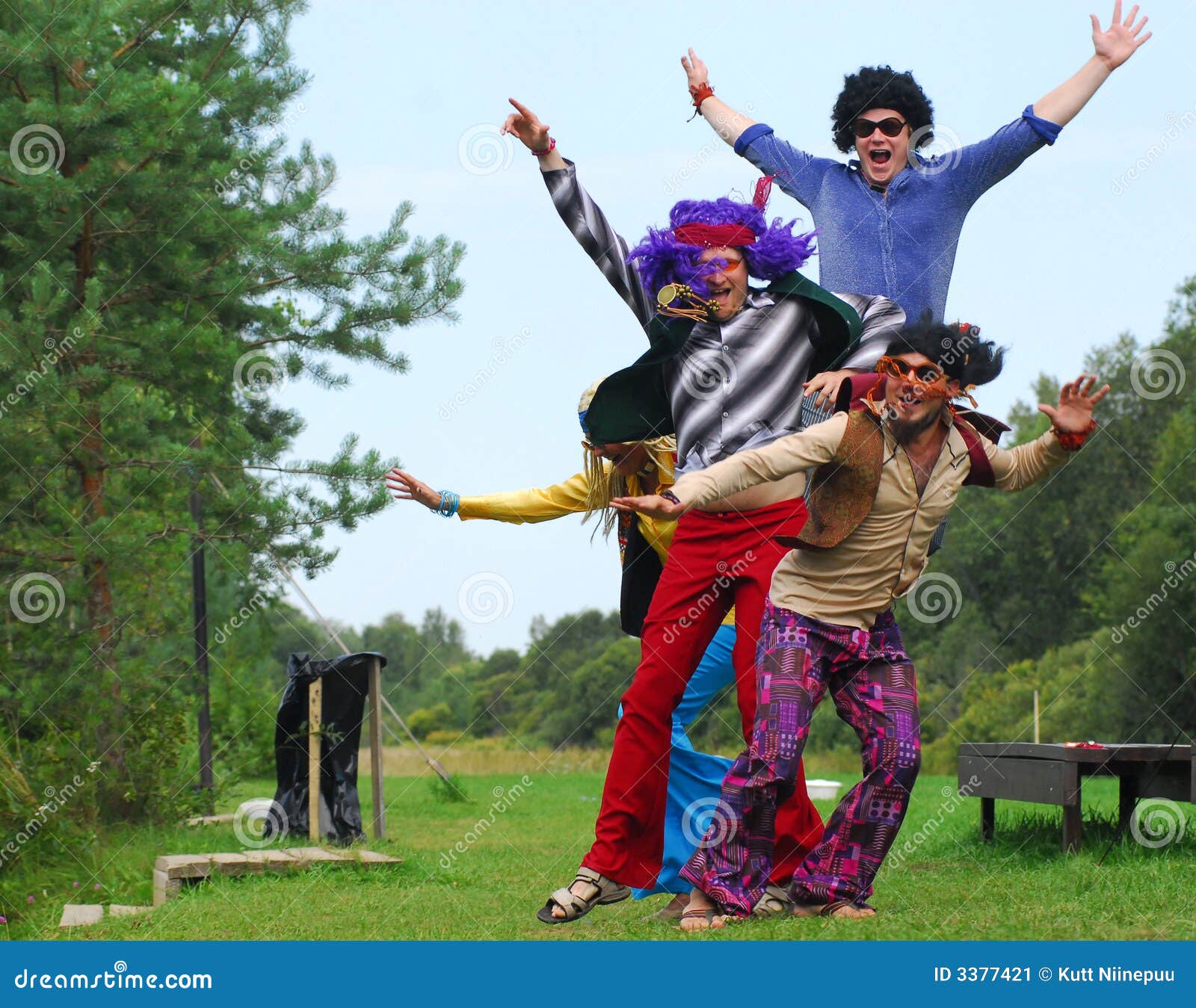 Cuatro Hippies Que Saltan Para Arriba Imagen de archivo - Imagen de ...