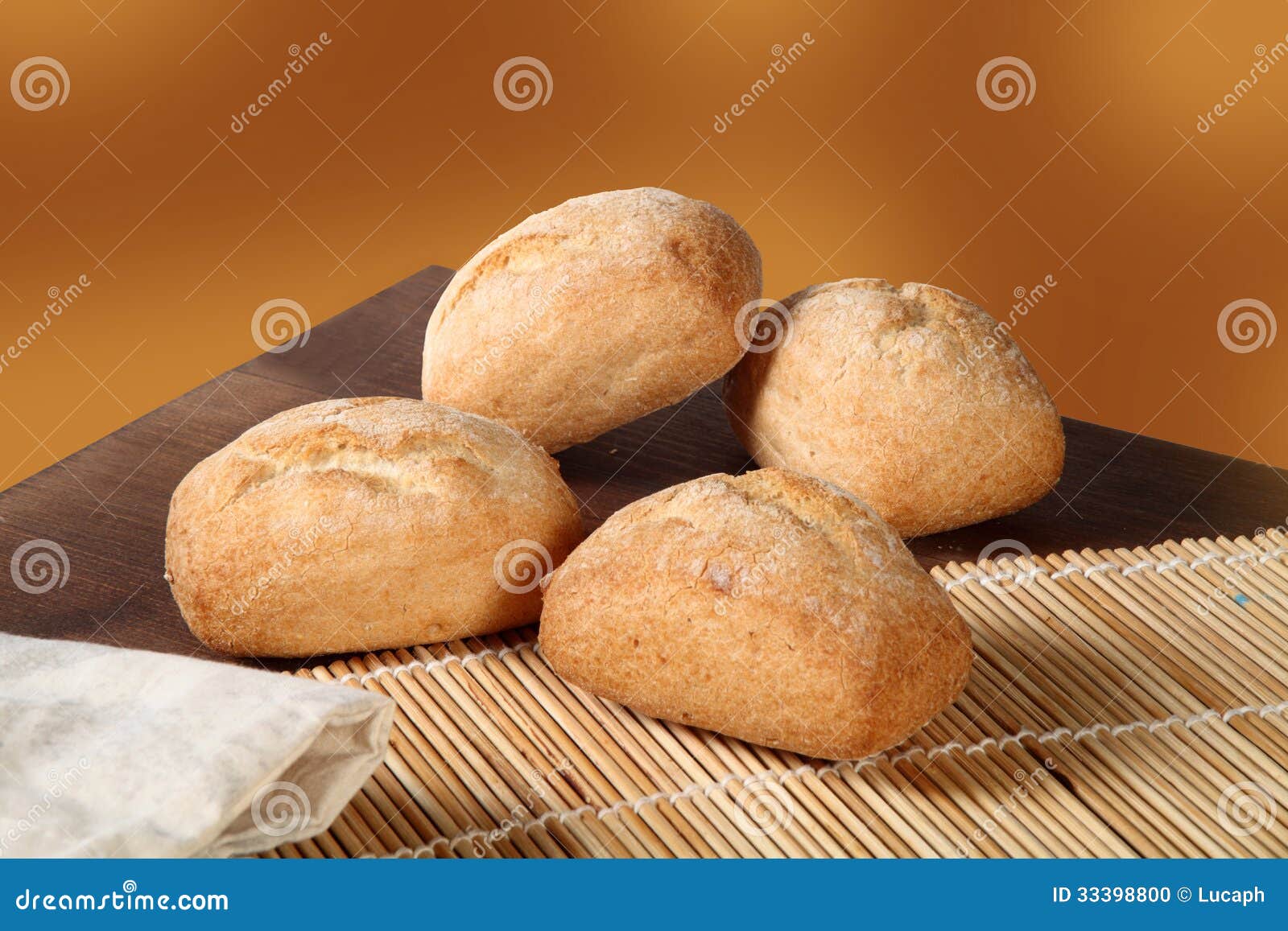 Cuatro panes en la tabla foto de archivo. Imagen de harina - 33398800