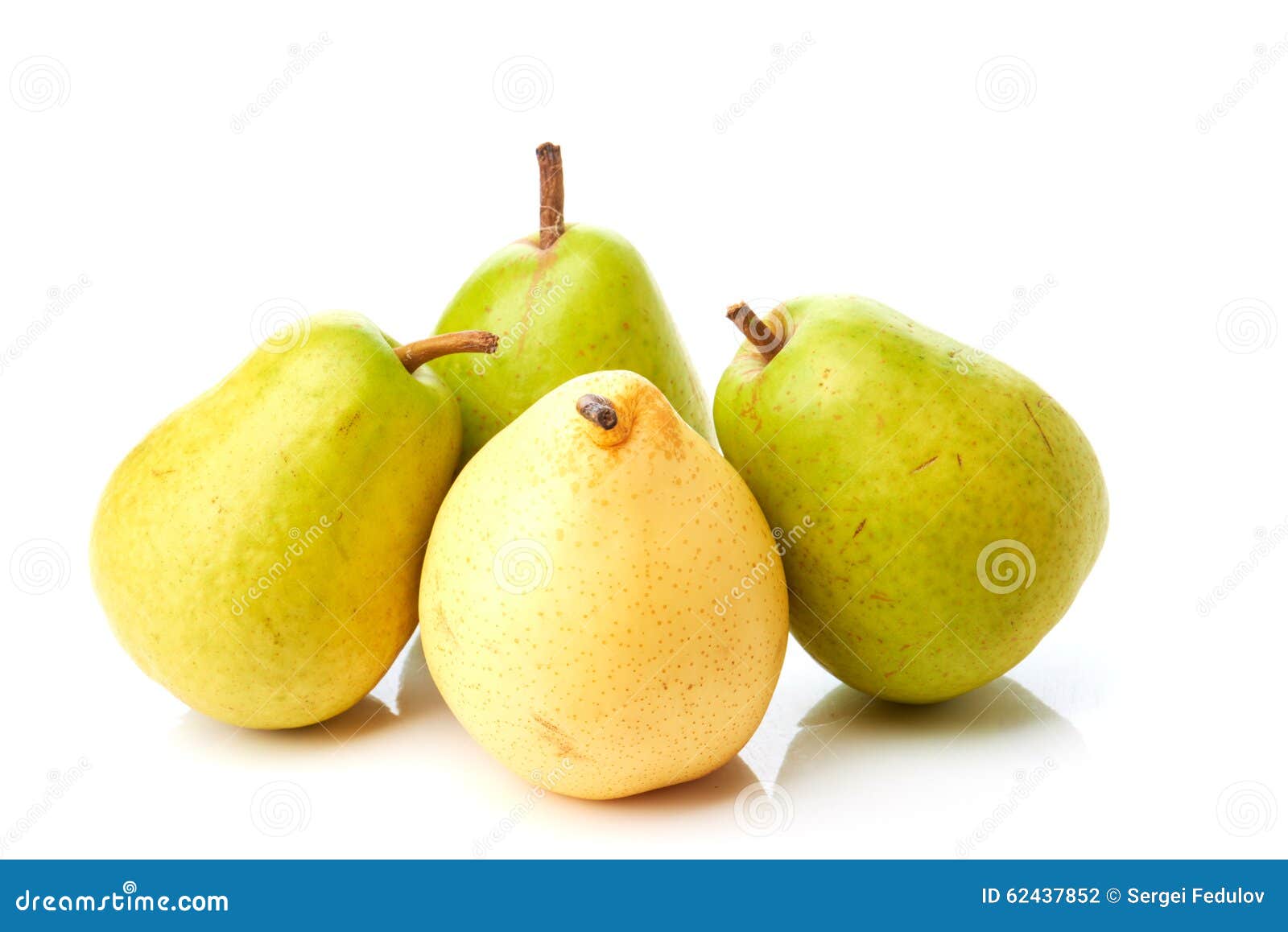 Cuatro peras en blanco foto de archivo. Imagen de amarillo - 62437852