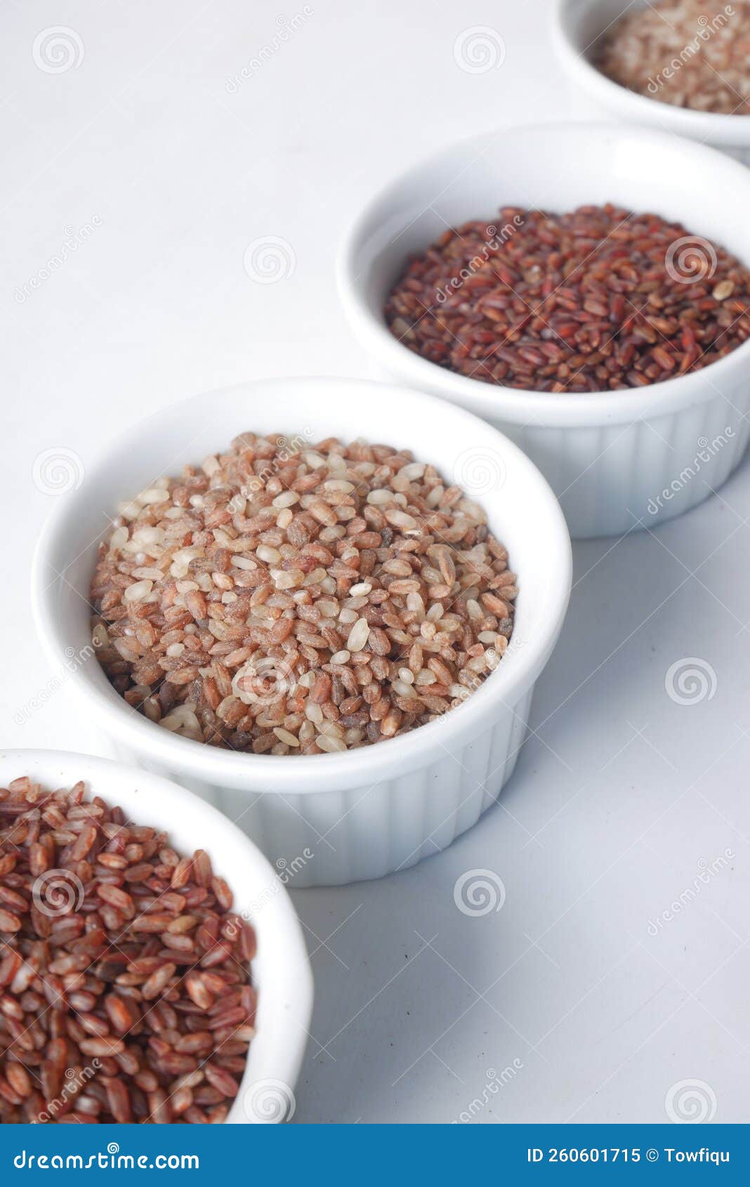 Cuatro Tipos Diferentes De Arroz En Un Bol De Fondo Blanco Imagen De Archivo Imagen De