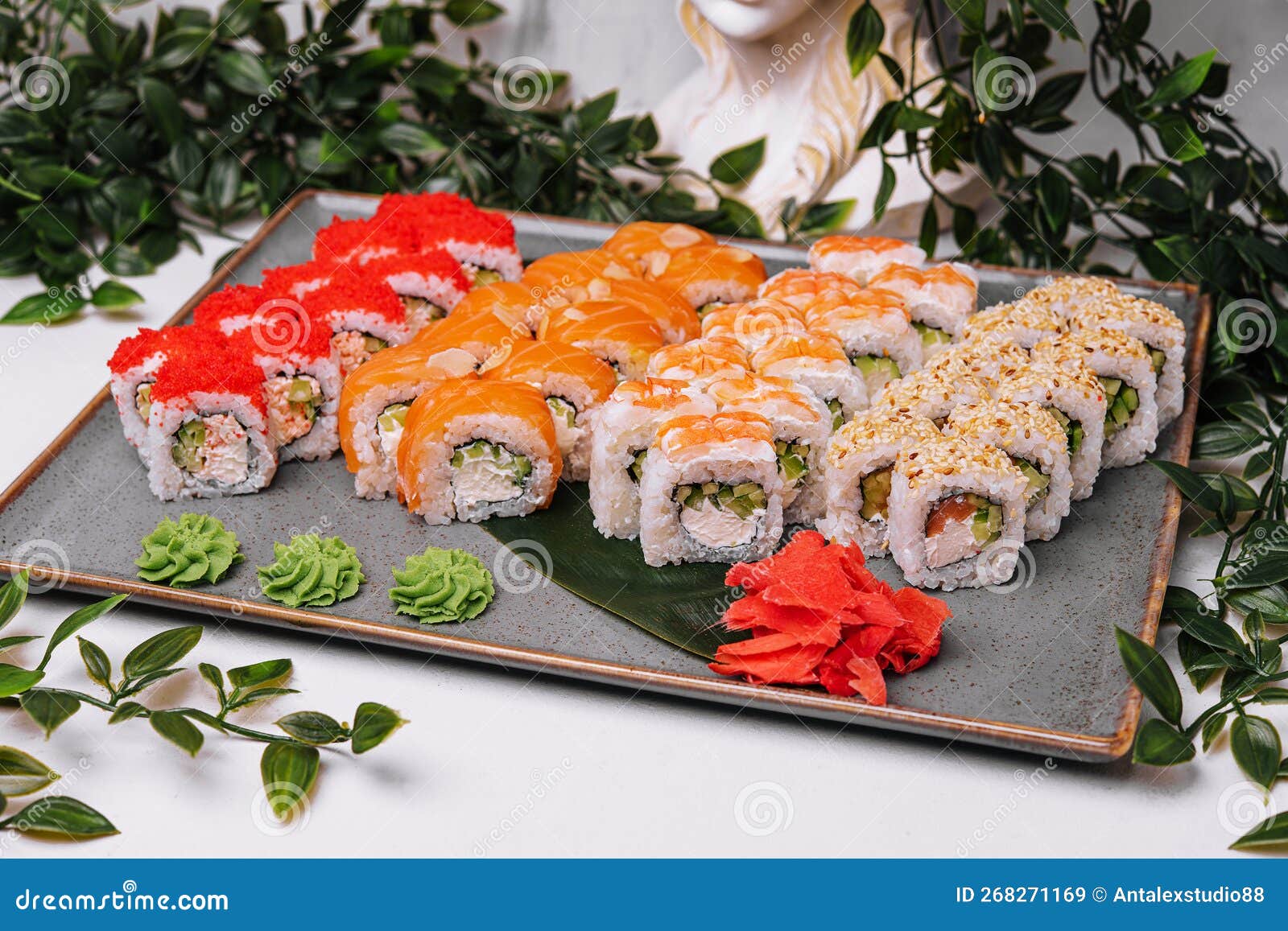 Cuatro Tipos Diferentes De Rollos De Sushi Imagen de archivo - Imagen ...