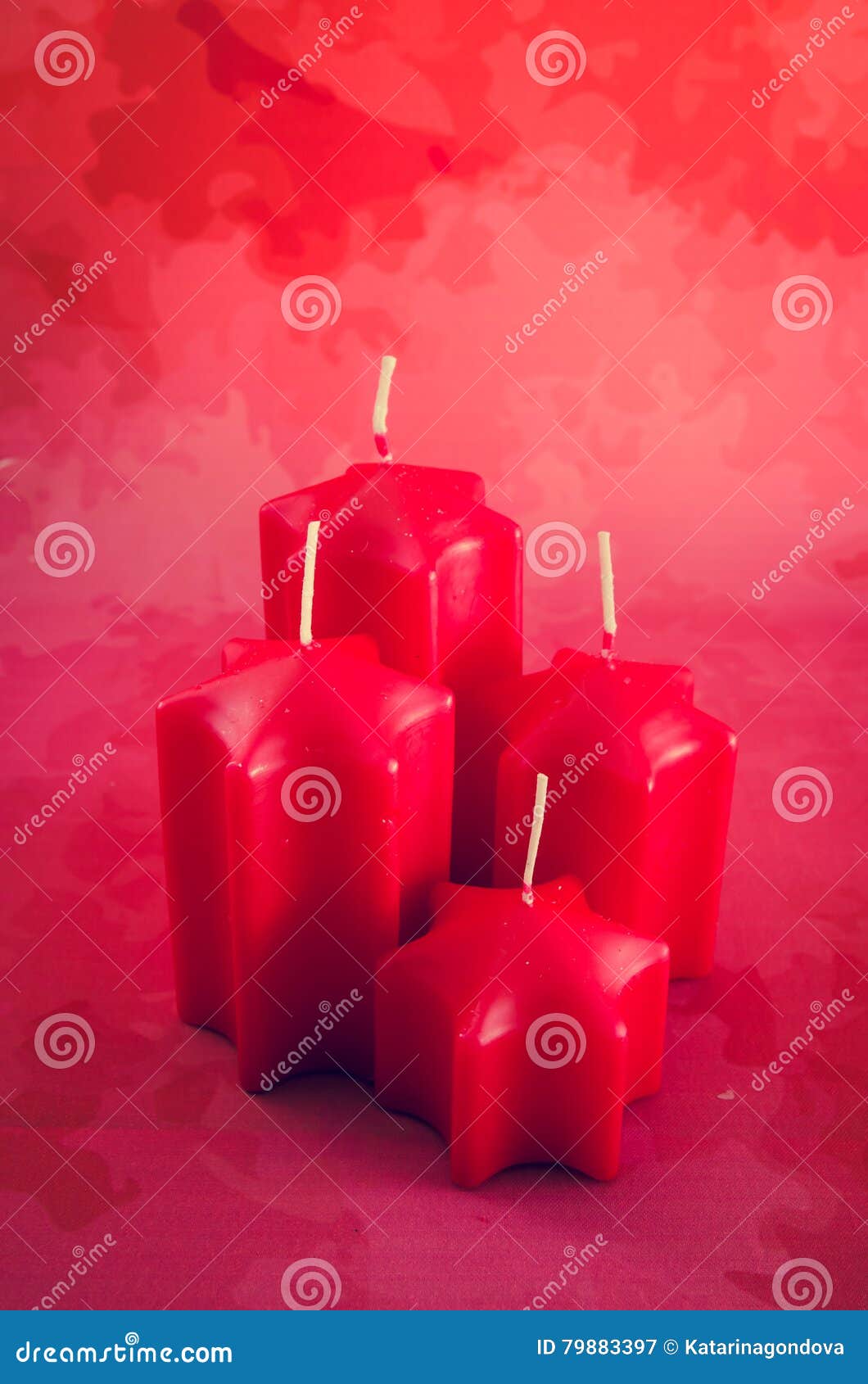 Cuatro Unfired Velas Rojas Del Advenimiento Imagen de archivo - Imagen ...