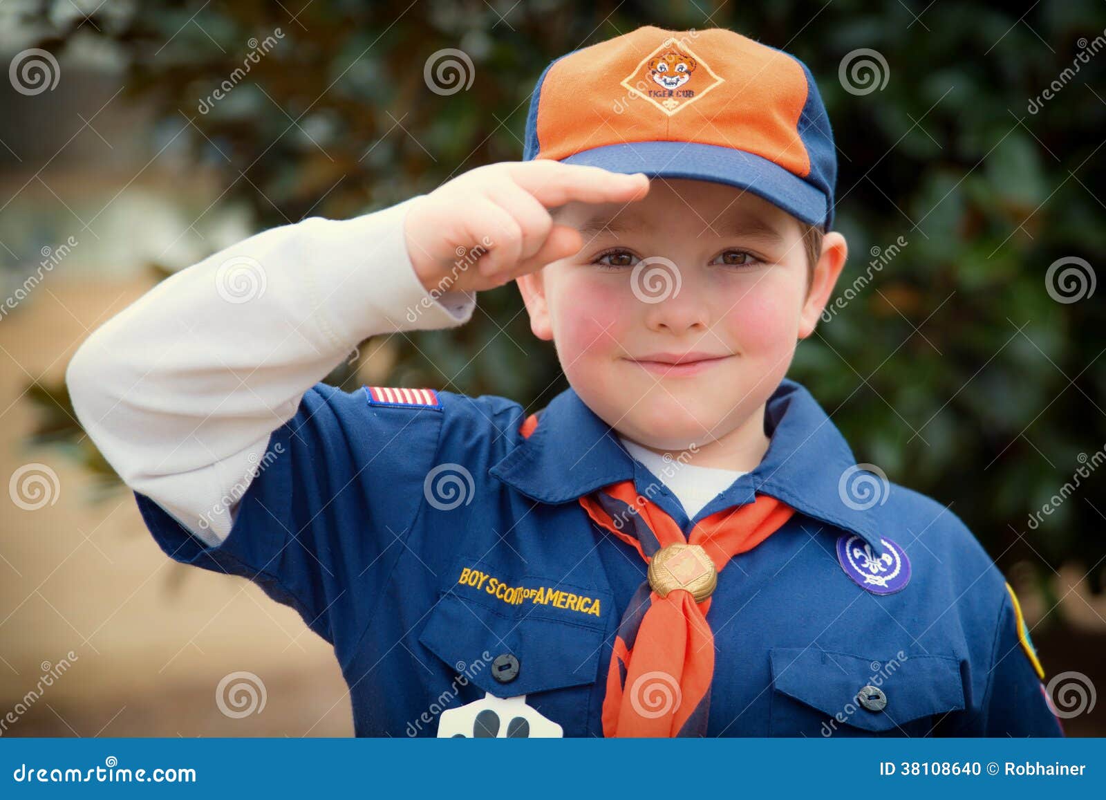 Cub Scout Que Da Saludo Del Boy Scout Imagen editorial - Imagen de ...