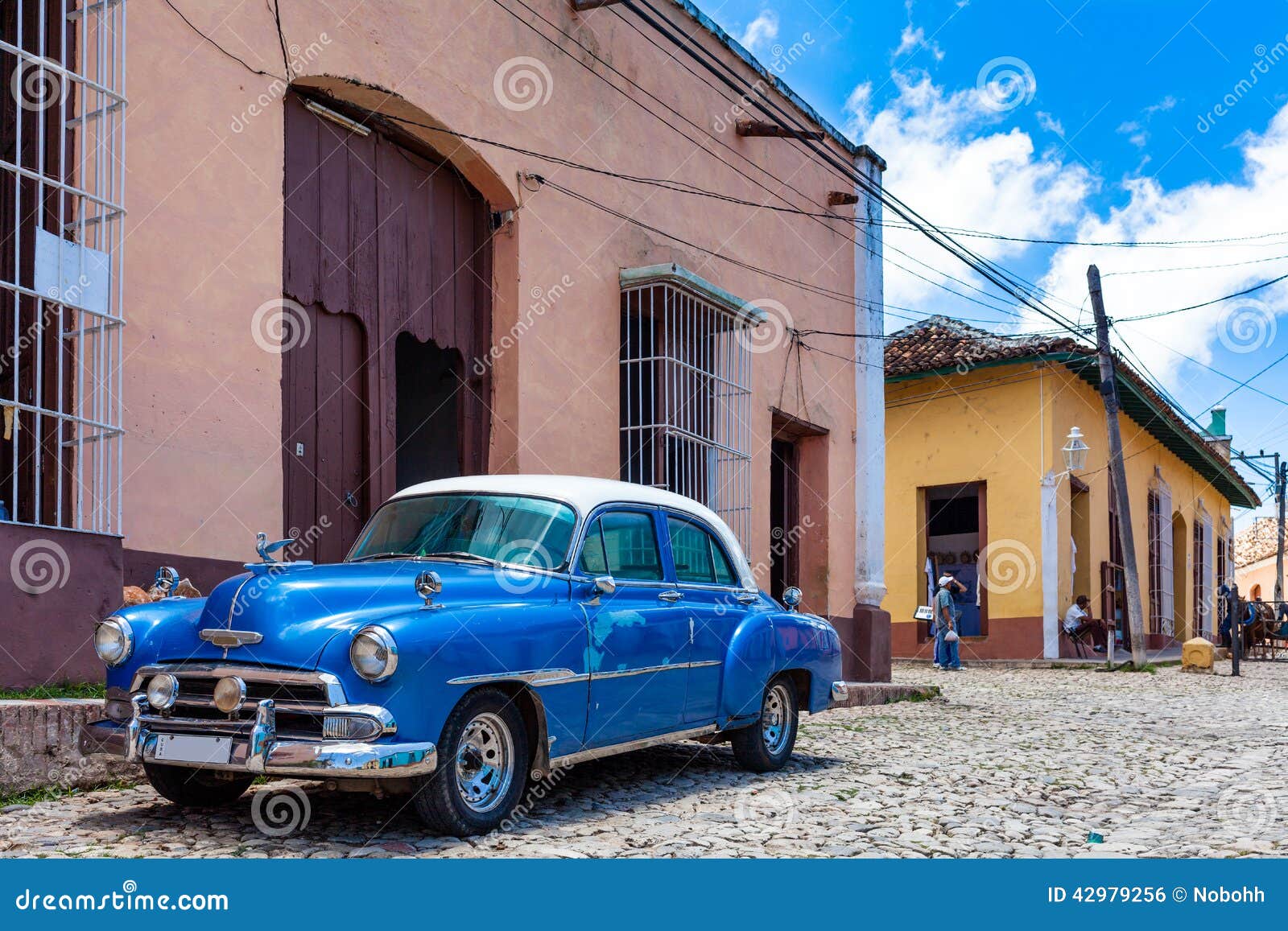 Cuba blue classic car editorial photo. Image of pontiac - 42979256