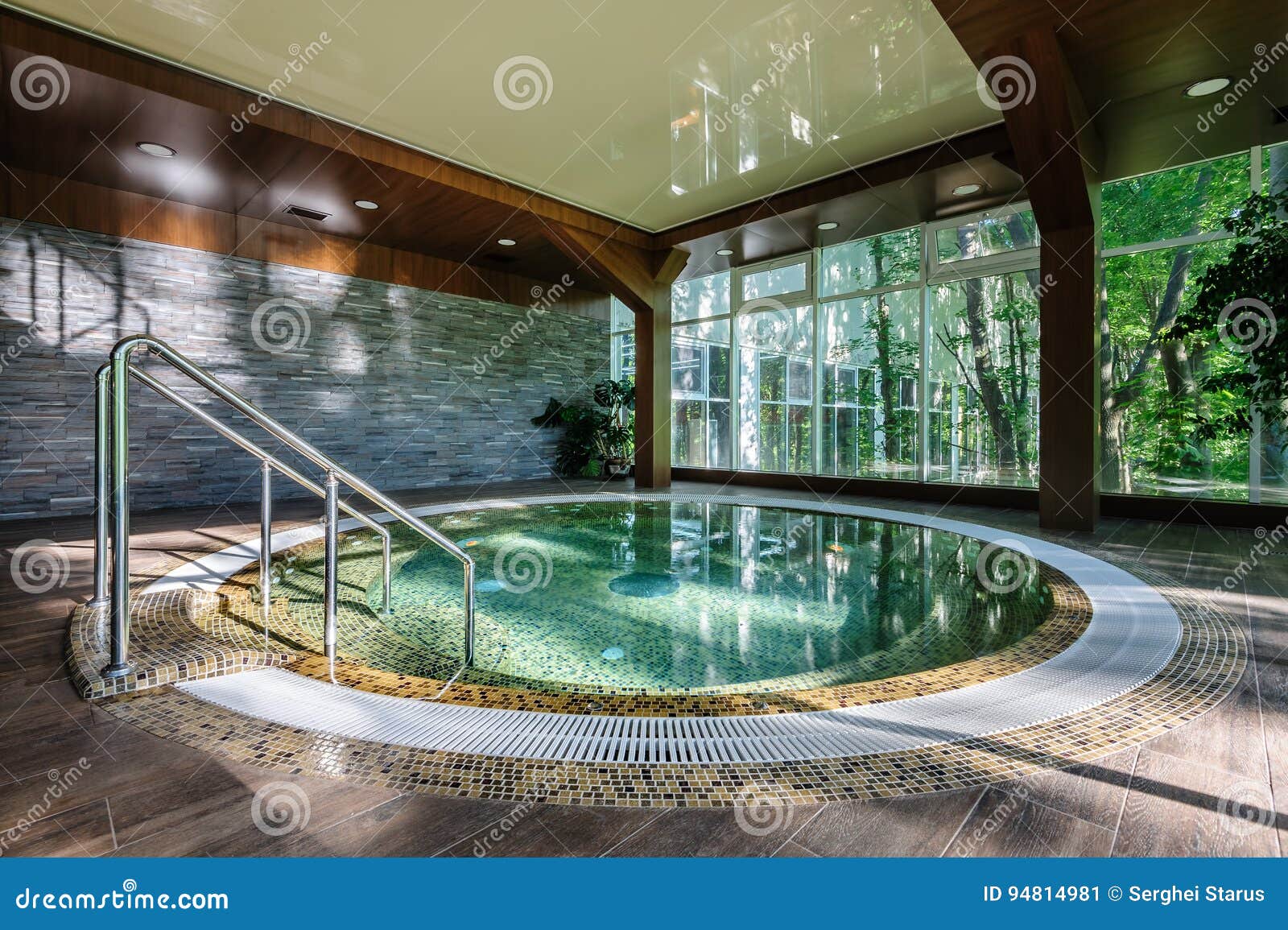 Cuba De Jacuzzi Luxuosa Grande Imagem de Stock - Imagem de nave ...