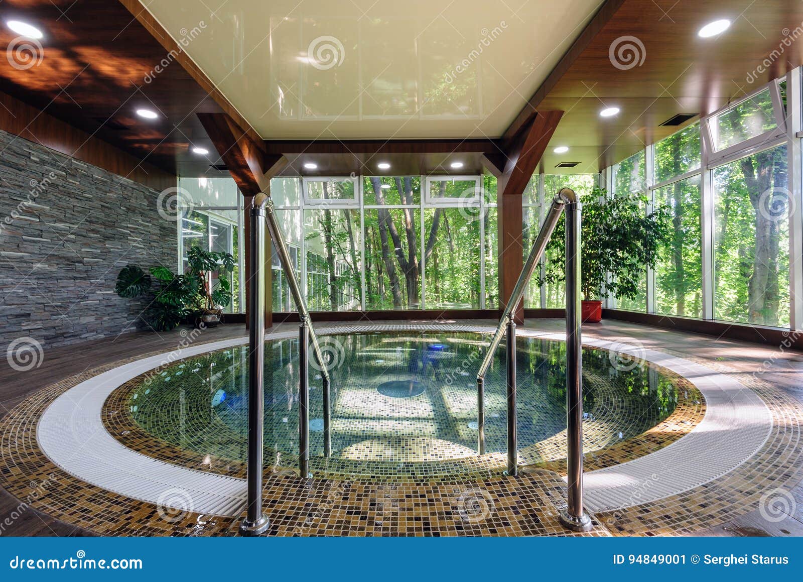 Cuba De Jacuzzi Luxuosa Grande Imagem de Stock - Imagem de banheira ...