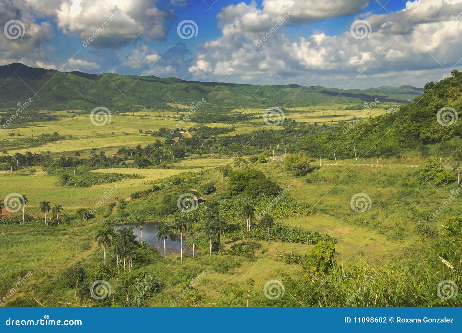 Cubaans Plattelandslandschap Stock Foto - Image of meer, achtergrond ...