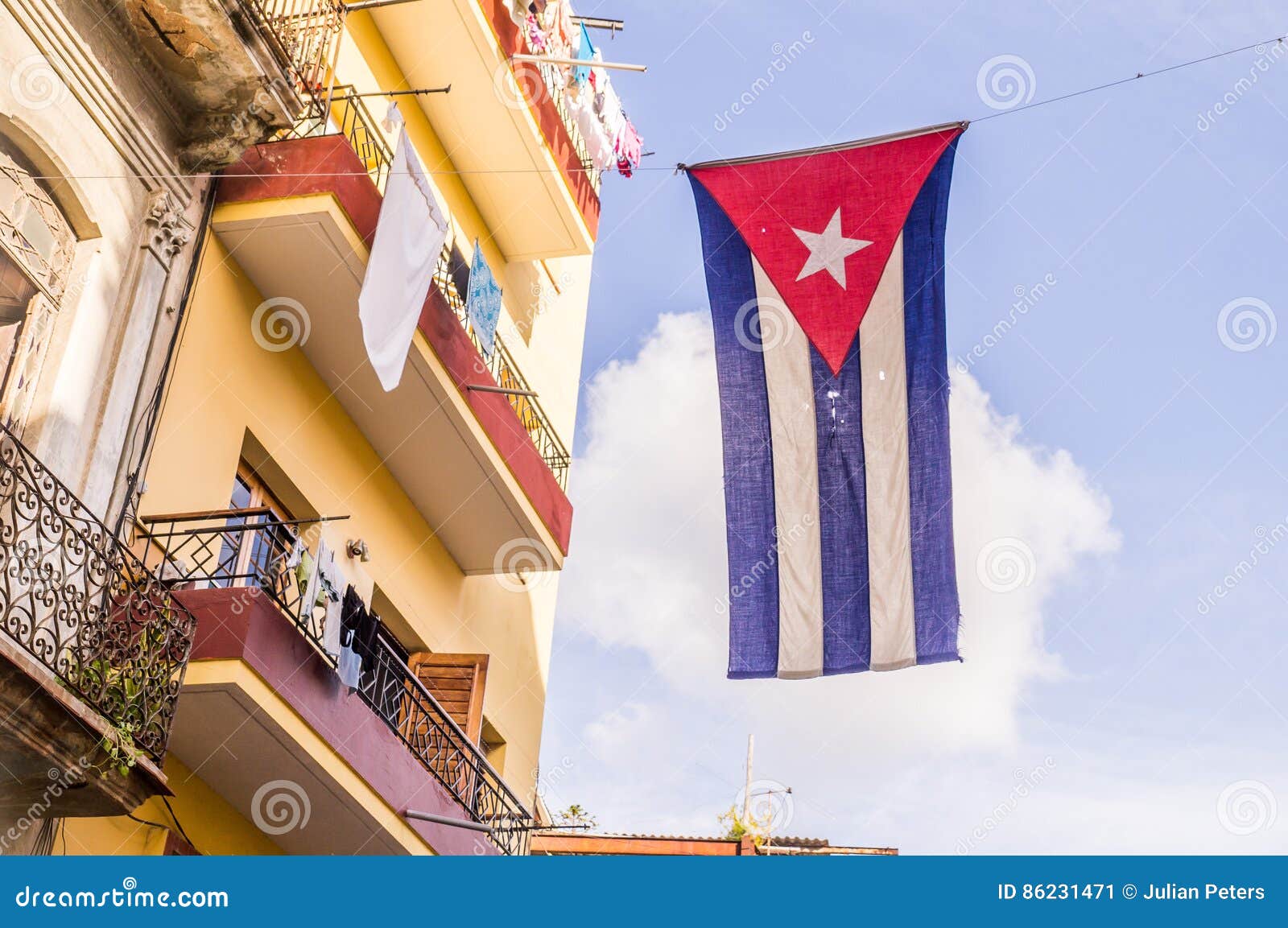 Cubaanse vlag in Havana stock afbeelding. Image of architectuur - 86231471