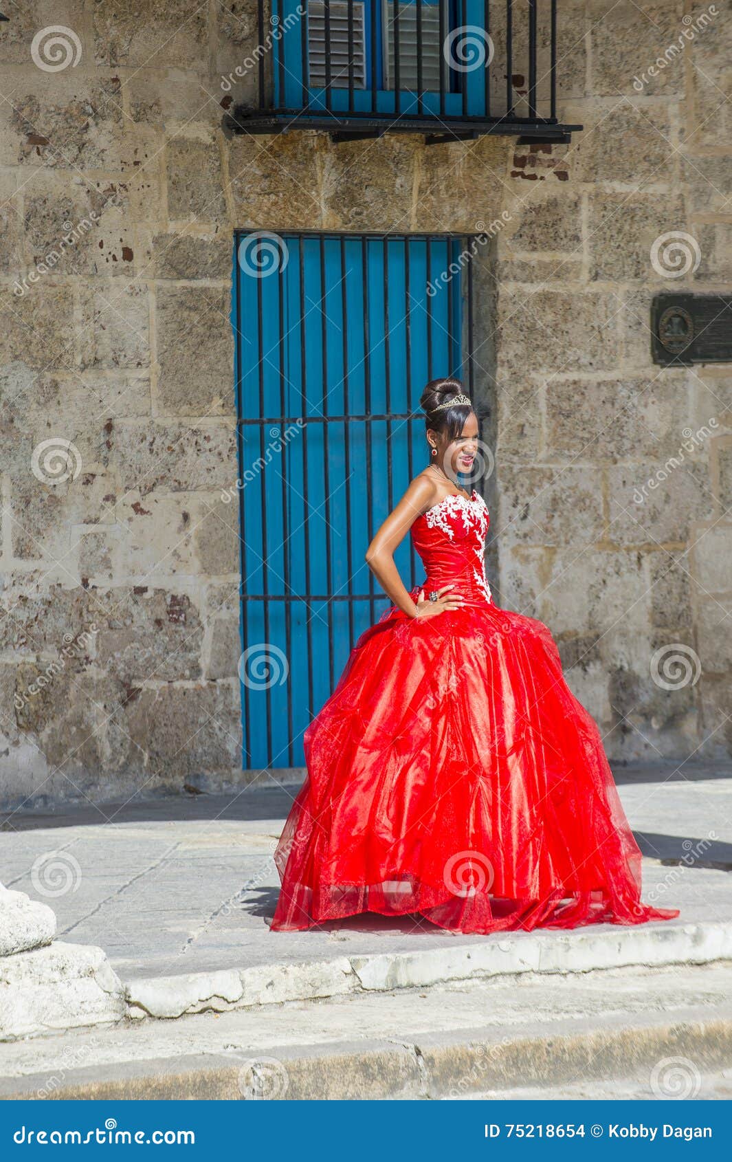 Cubaanse Vrouw Met Rode Kleding Redactionele Stock Afbeelding - Image ...