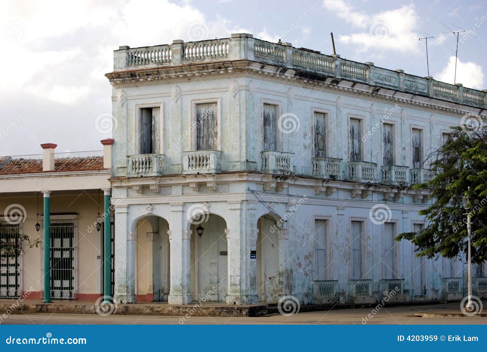 Cuban old building stock image. Image of decay, automobile - 4203959