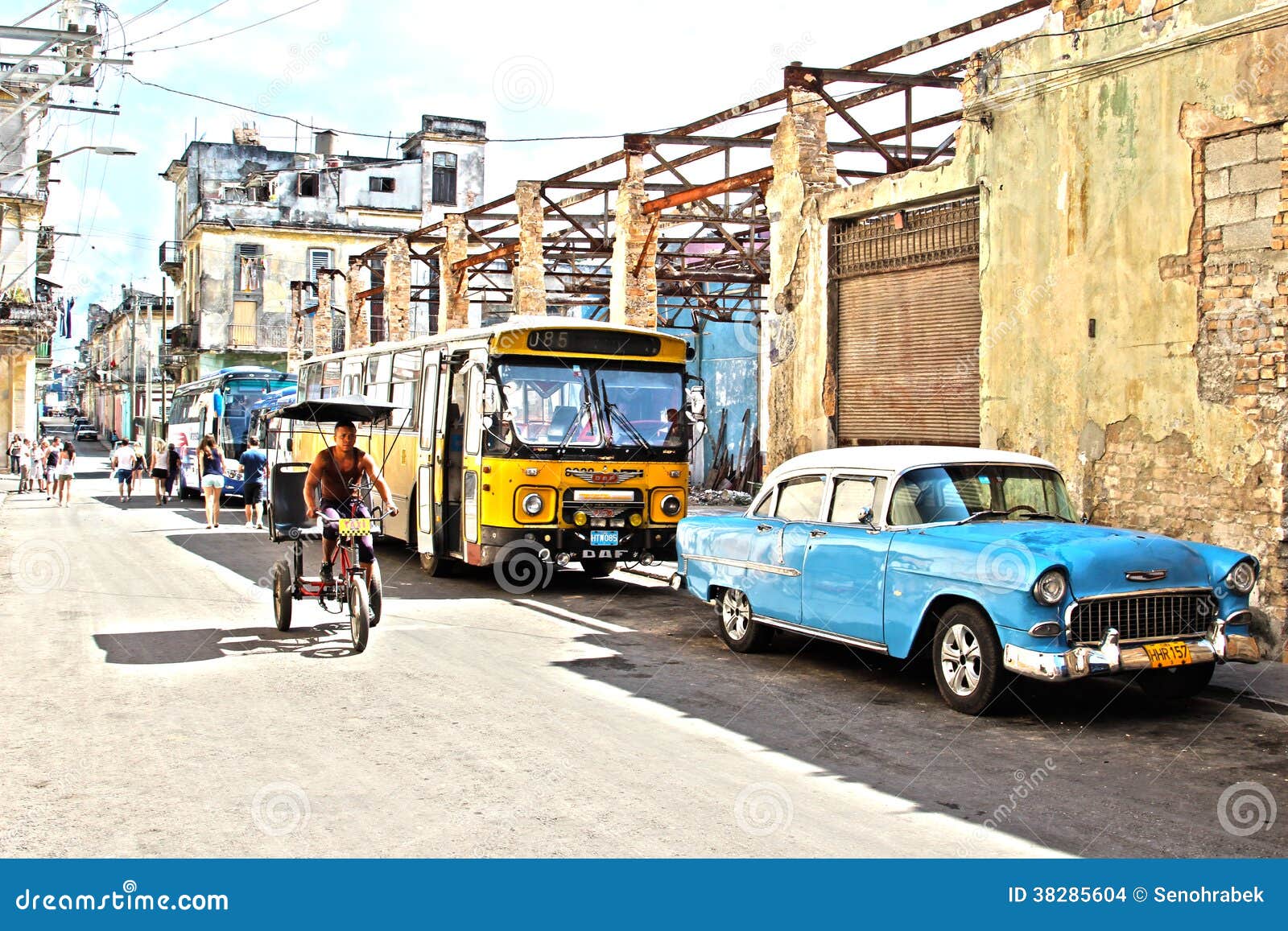 Cuban street editorial stock image. Image of cuba, auto - 38285604