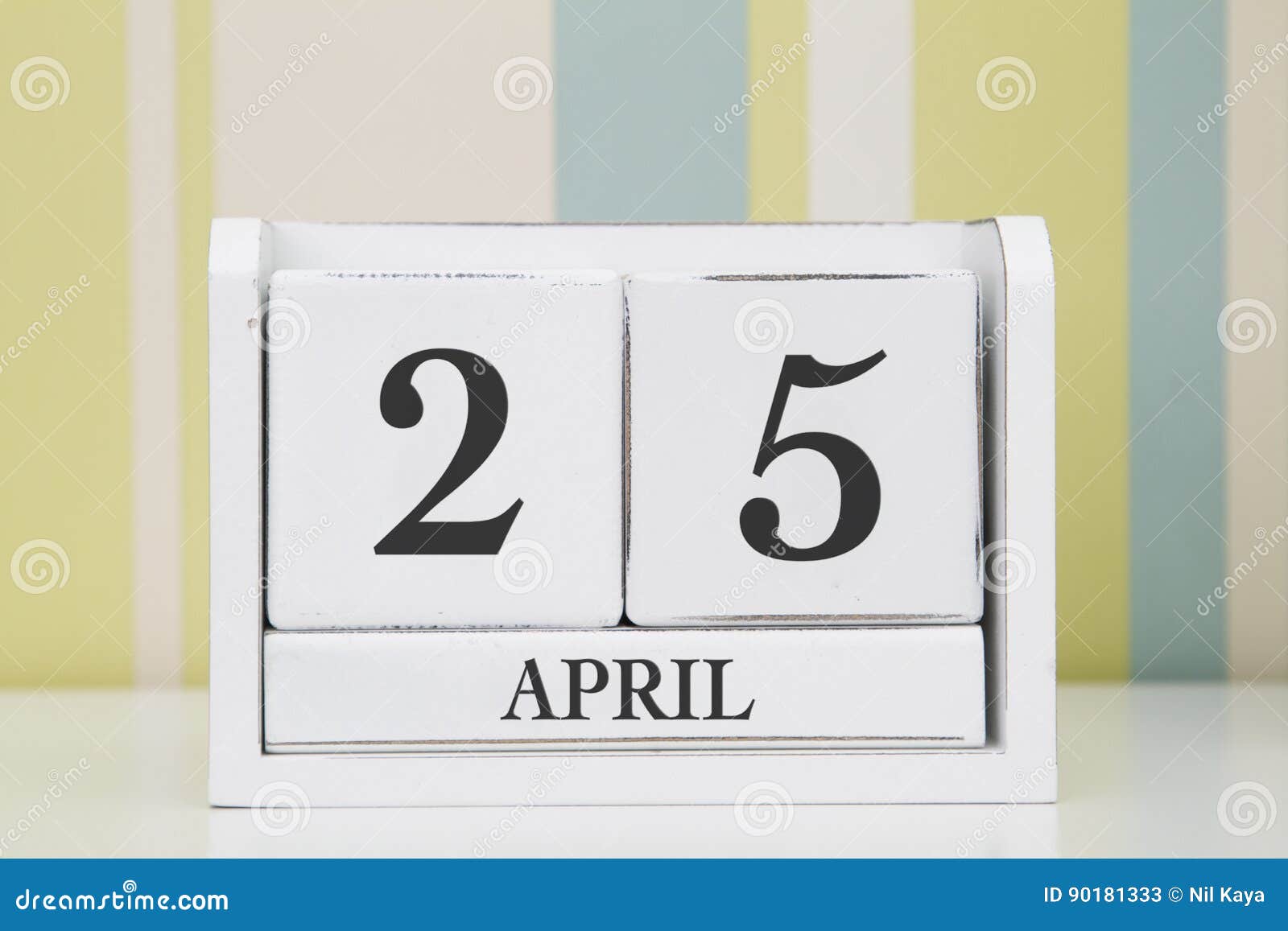 Cube Shape Calendar for APRIL 25 Stock Image - Image of device, empty ...
