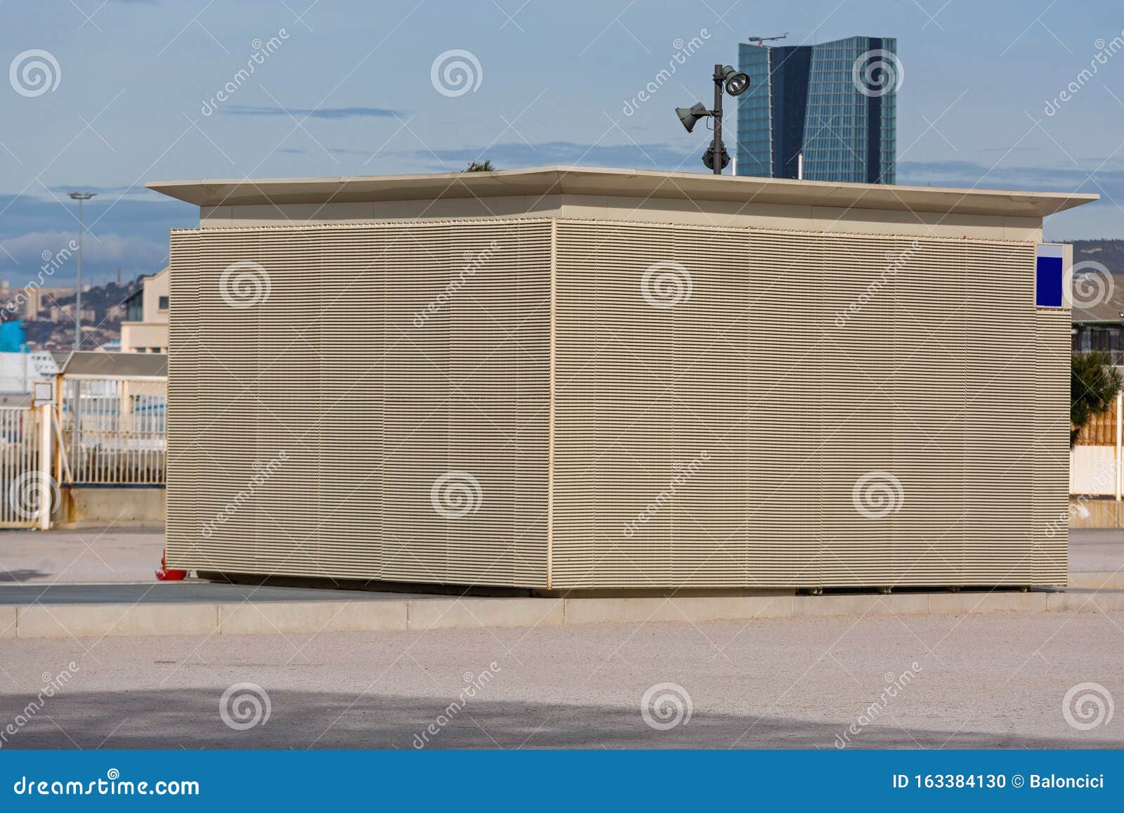 Cube Structure Building editorial image. Image of exterior - 163384130