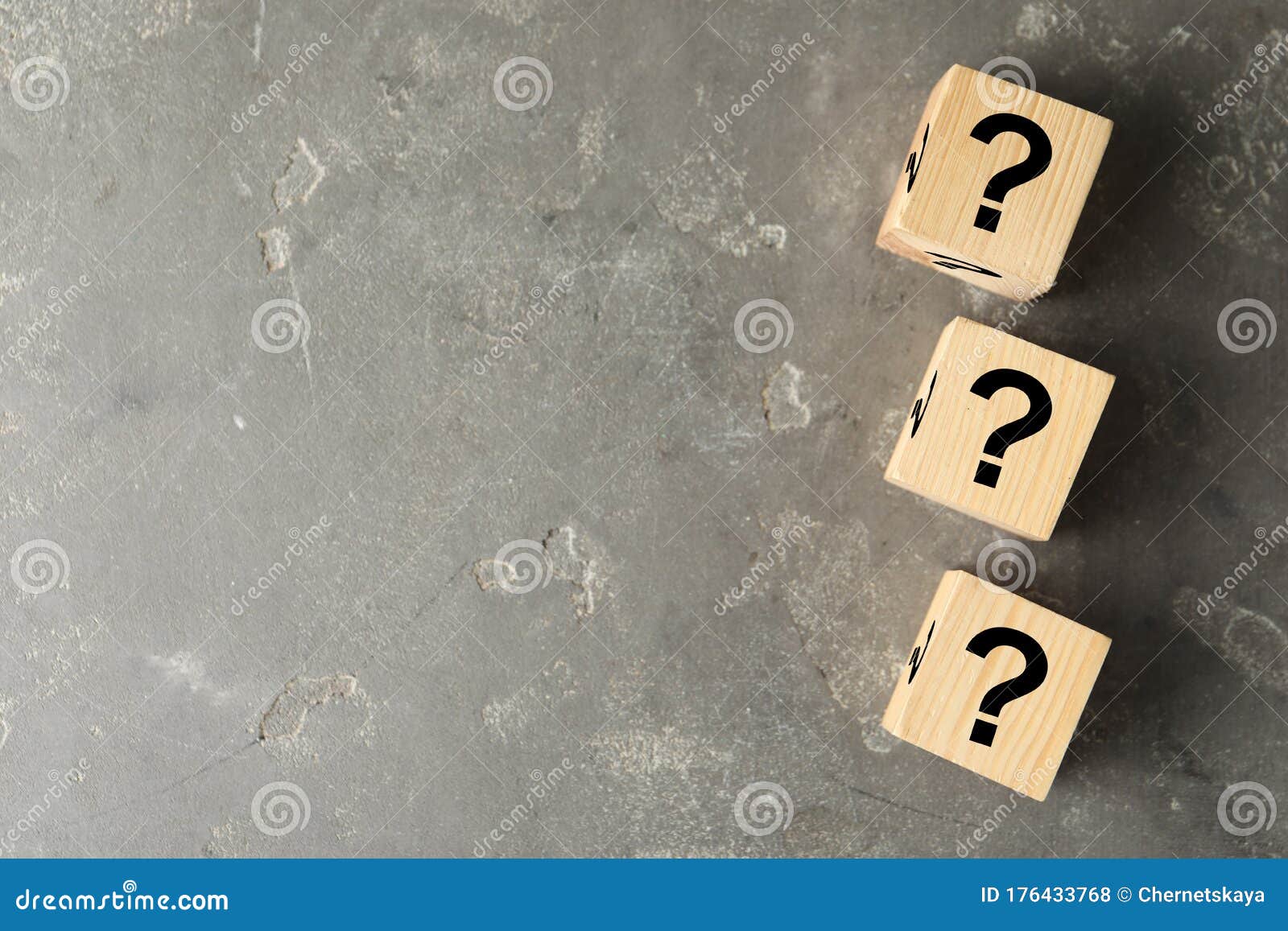 Cubes Avec Points D'interrogation Sur Table Grise Plate. Espace Pour Le ...