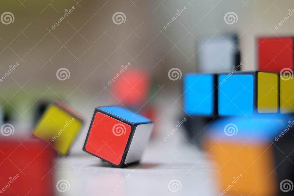 Cubes De Différentes Couleurs, Le Cube De Rubik Image stock éditorial ...