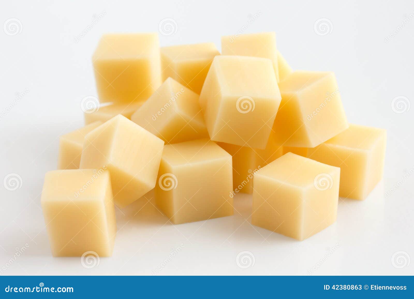 Cubes de fromage jaune image stock. Image du exécution - 42380863