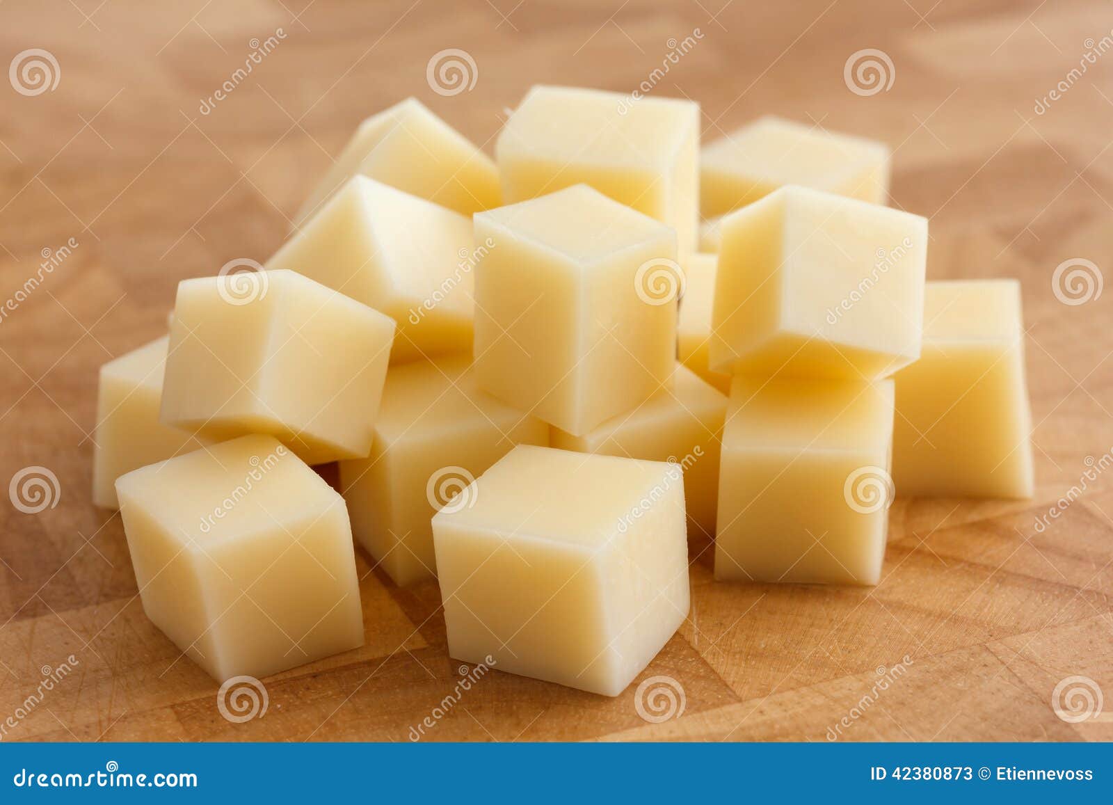 Cubes de fromage jaune image stock. Image du gouda, produit - 42380873
