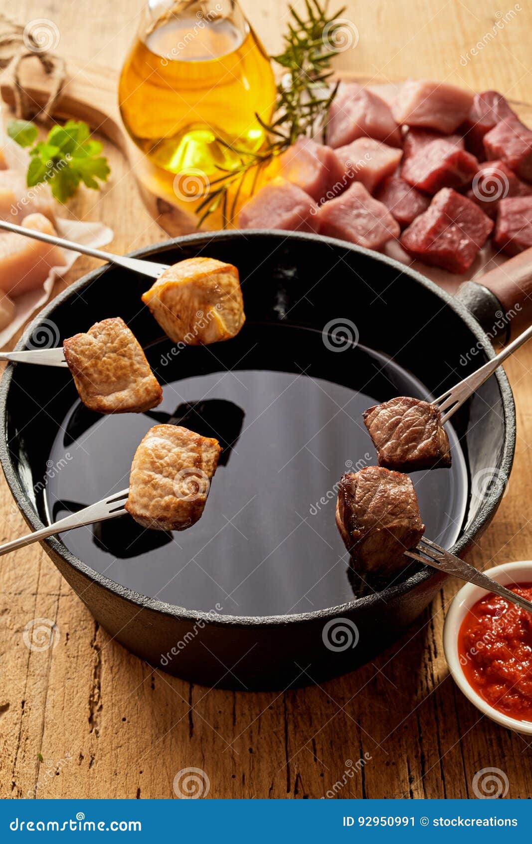 Cubes De Viande Cuite Au-dessus De Pot D'huile Image stock - Image du ...