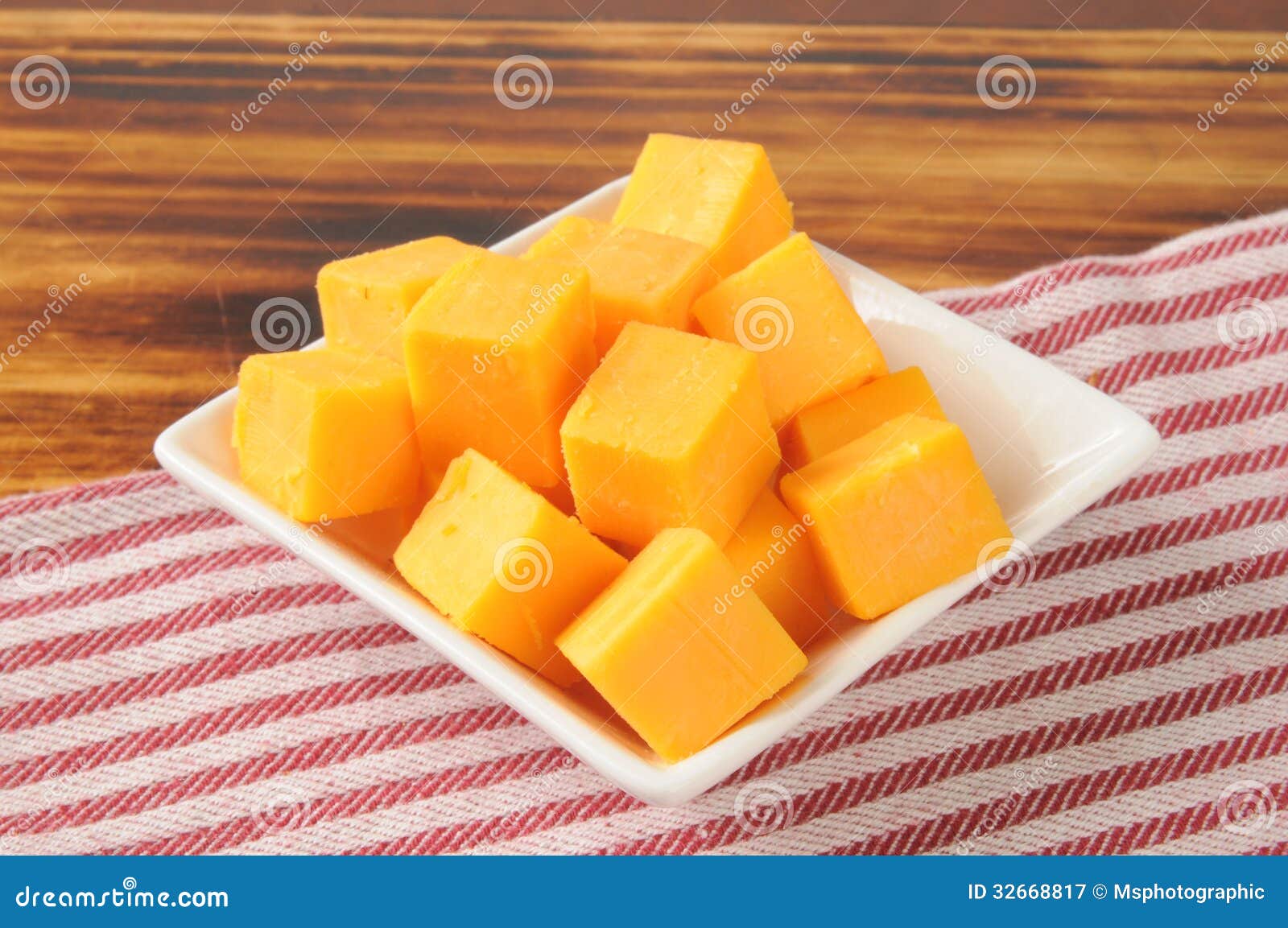 Cubes En Fromage De Cheddar Image stock - Image of laiterie, jaune ...