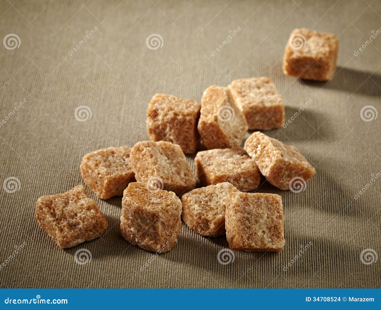 Cubes en sucre roux photo stock. Image du sain, place - 34708524