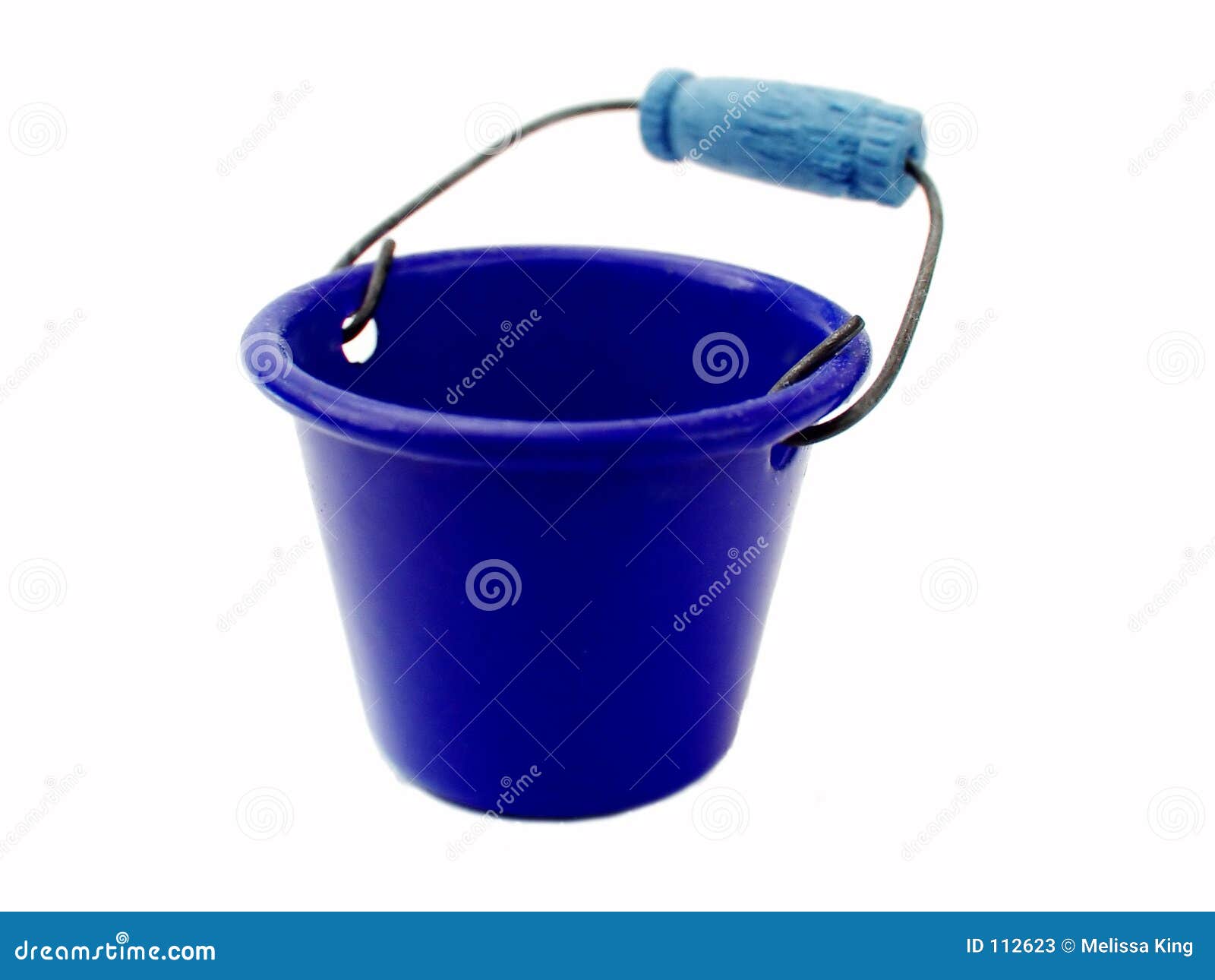 Cubeta azul imagem de stock. Imagem de artigos, objetos - 112623