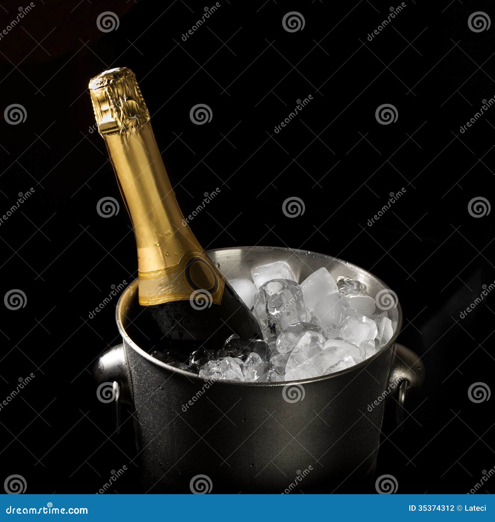 Cubeta de Champagne foto de stock. Imagem de gota, gelo - 35374312
