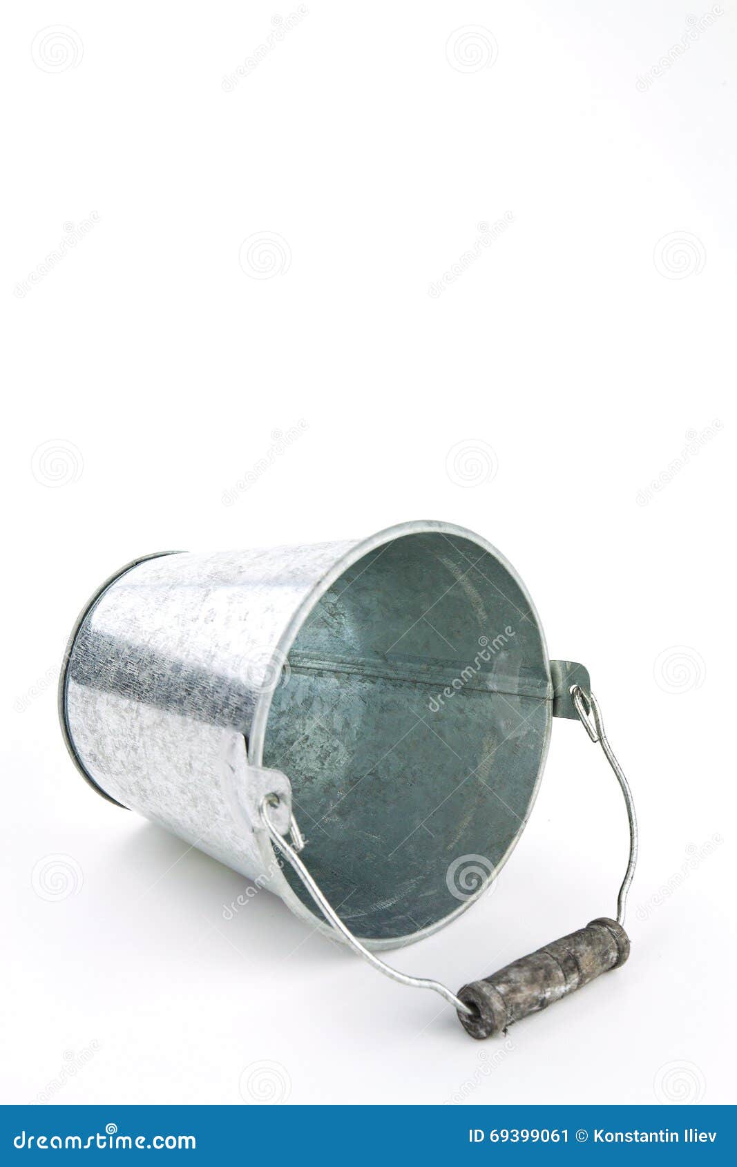 Cubeta galvanizada imagem de stock. Imagem de metal, instrumento - 69399061