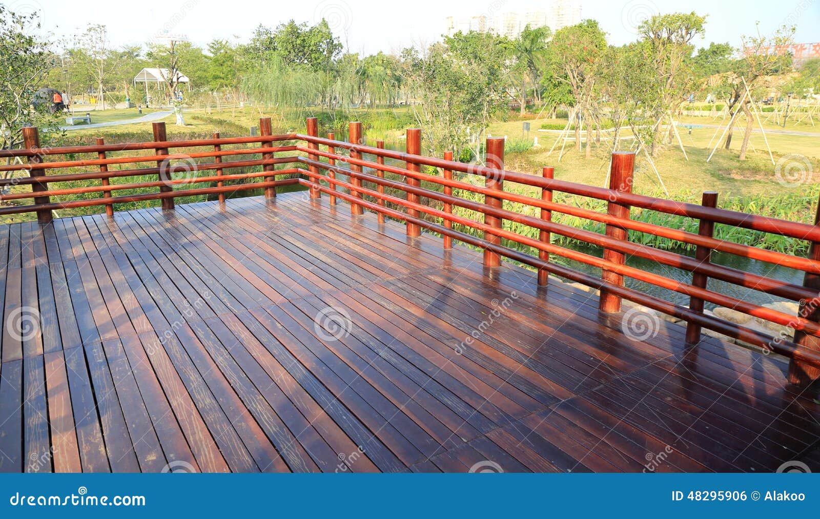 Cubierta De Madera, Terraza De Madera Con La Barandilla De Madera Foto ...