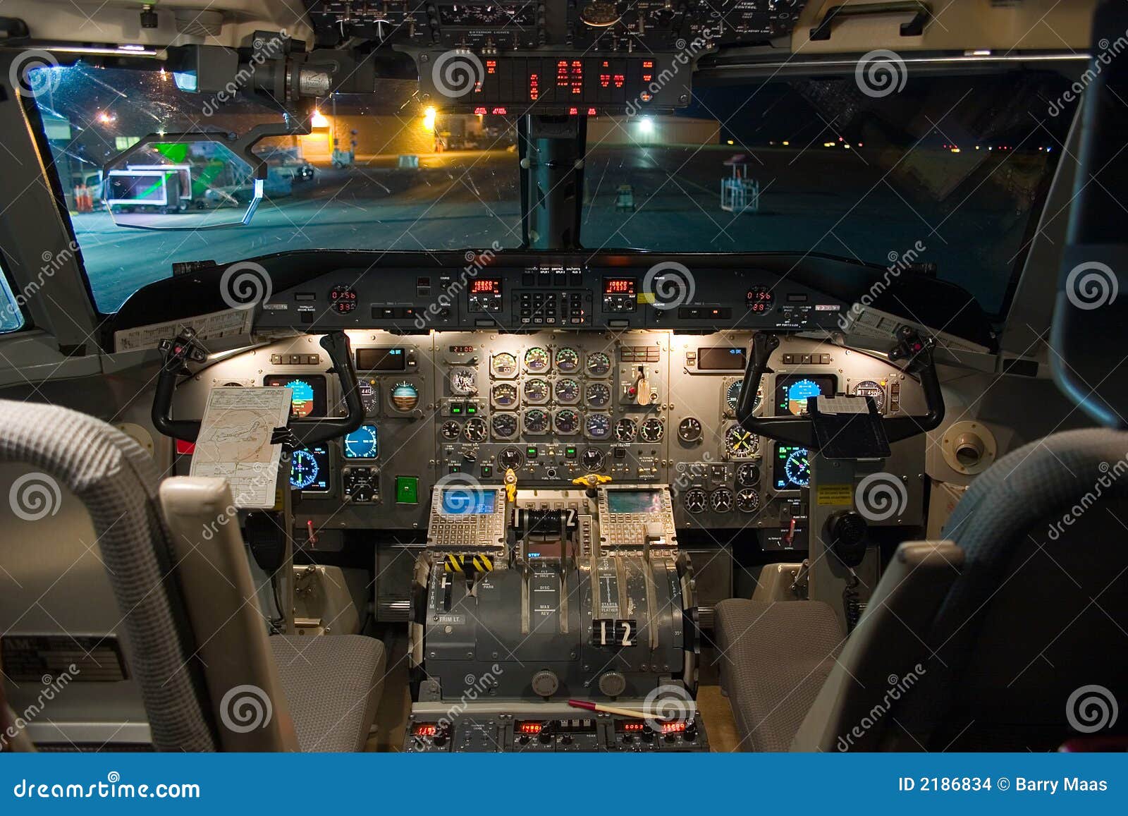 Cubierta De Vuelo Dash-8-200 Foto de archivo - Imagen de vapor, plano ...