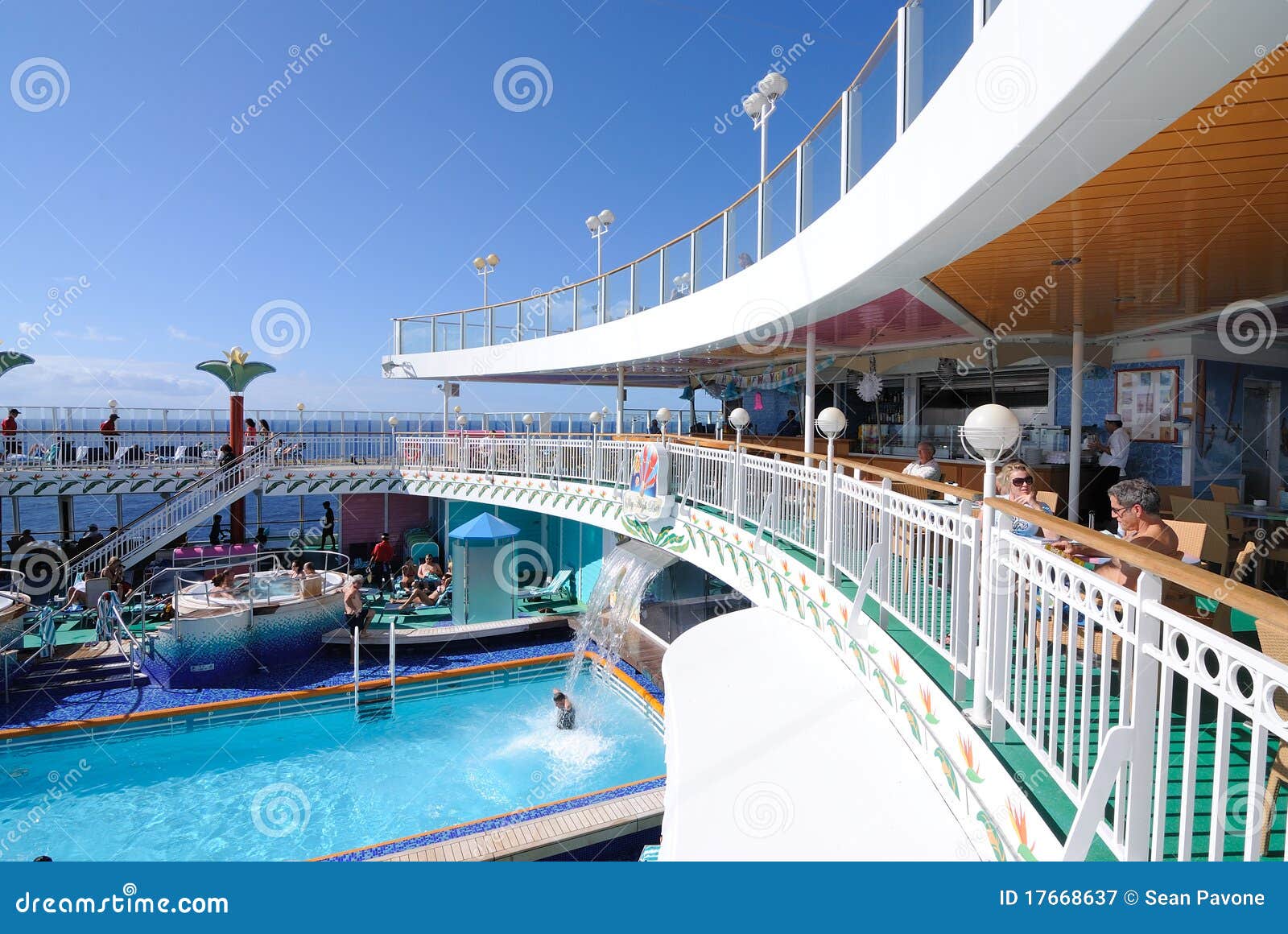 Cubierta Del Barco De Cruceros Fotografía editorial - Imagen de barcos, disfrute: 17668637