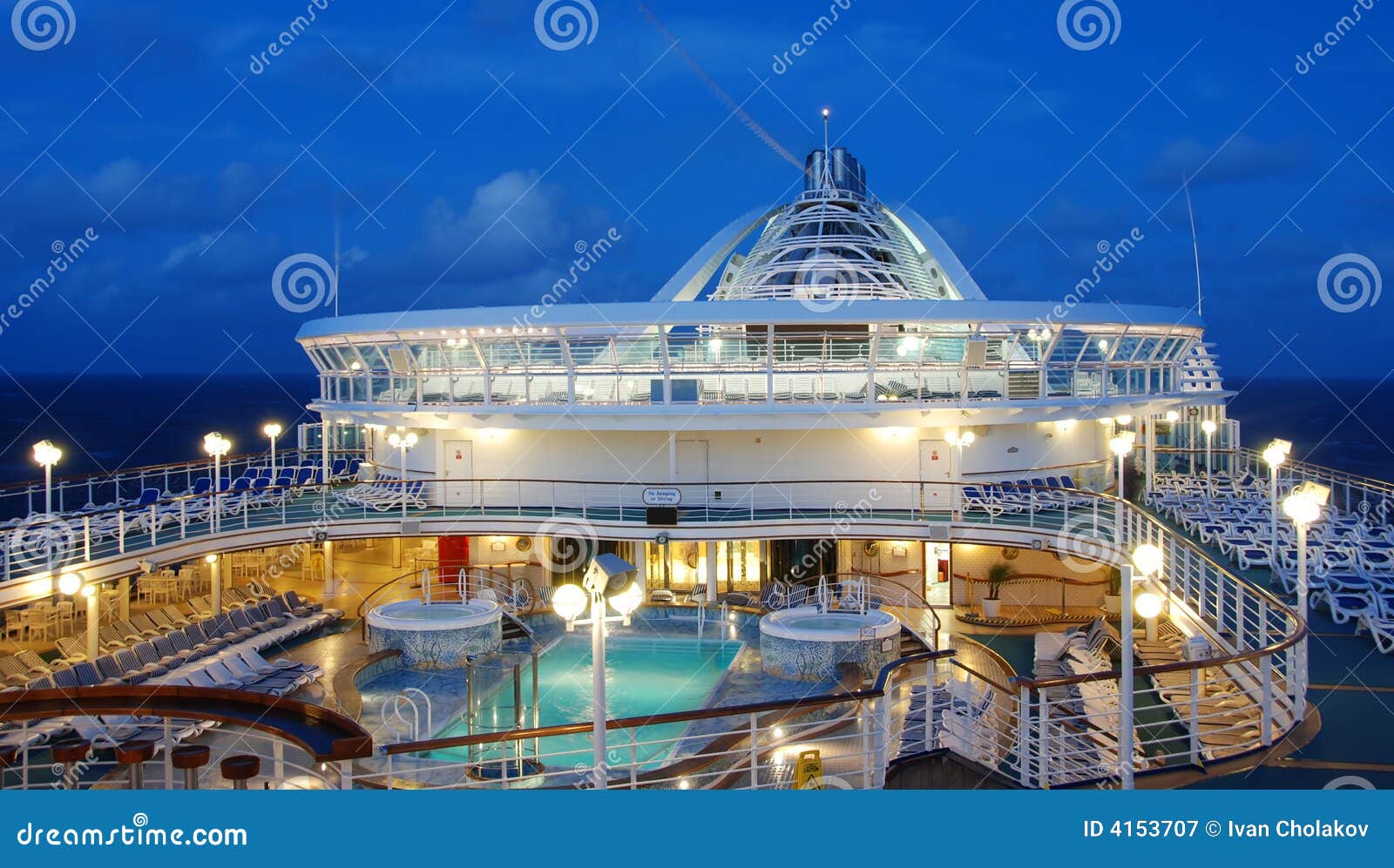 Cubierta Del Barco De Cruceros Imagen de archivo - Imagen de cubierta, nave: 4153707