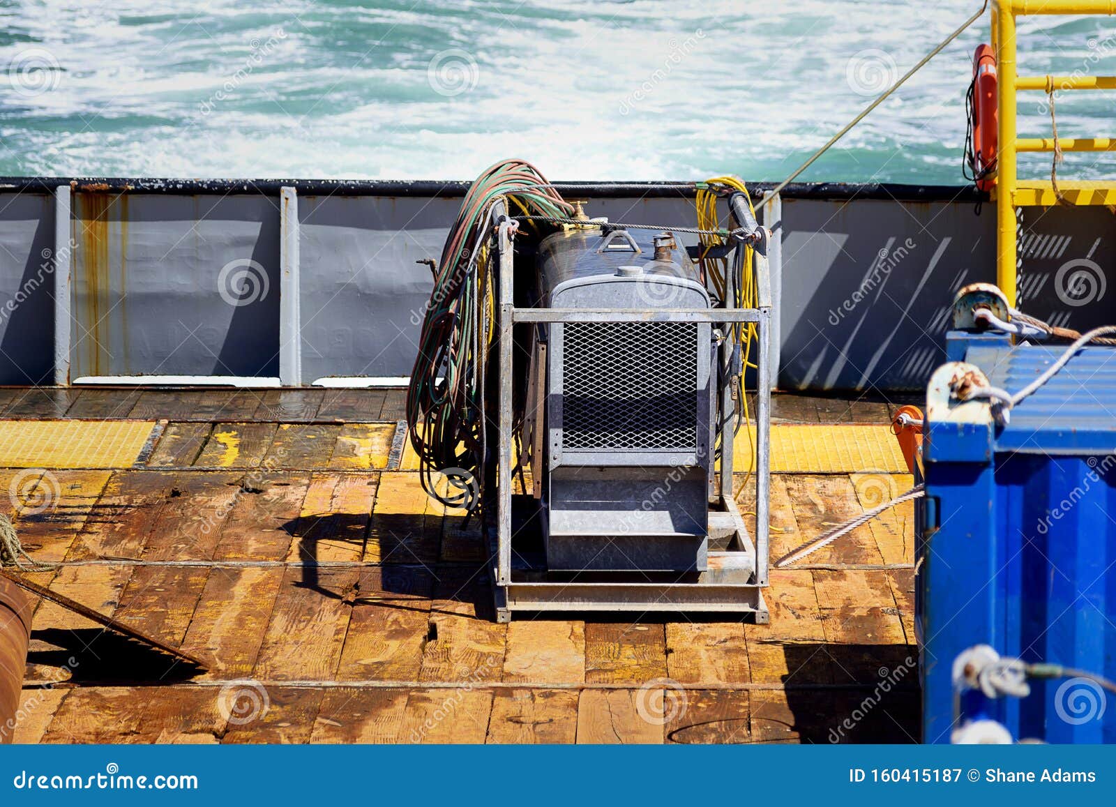 Cubierta Del Buque De Suministro De Plataforma Imagen de archivo - Imagen de offshore, acero ...