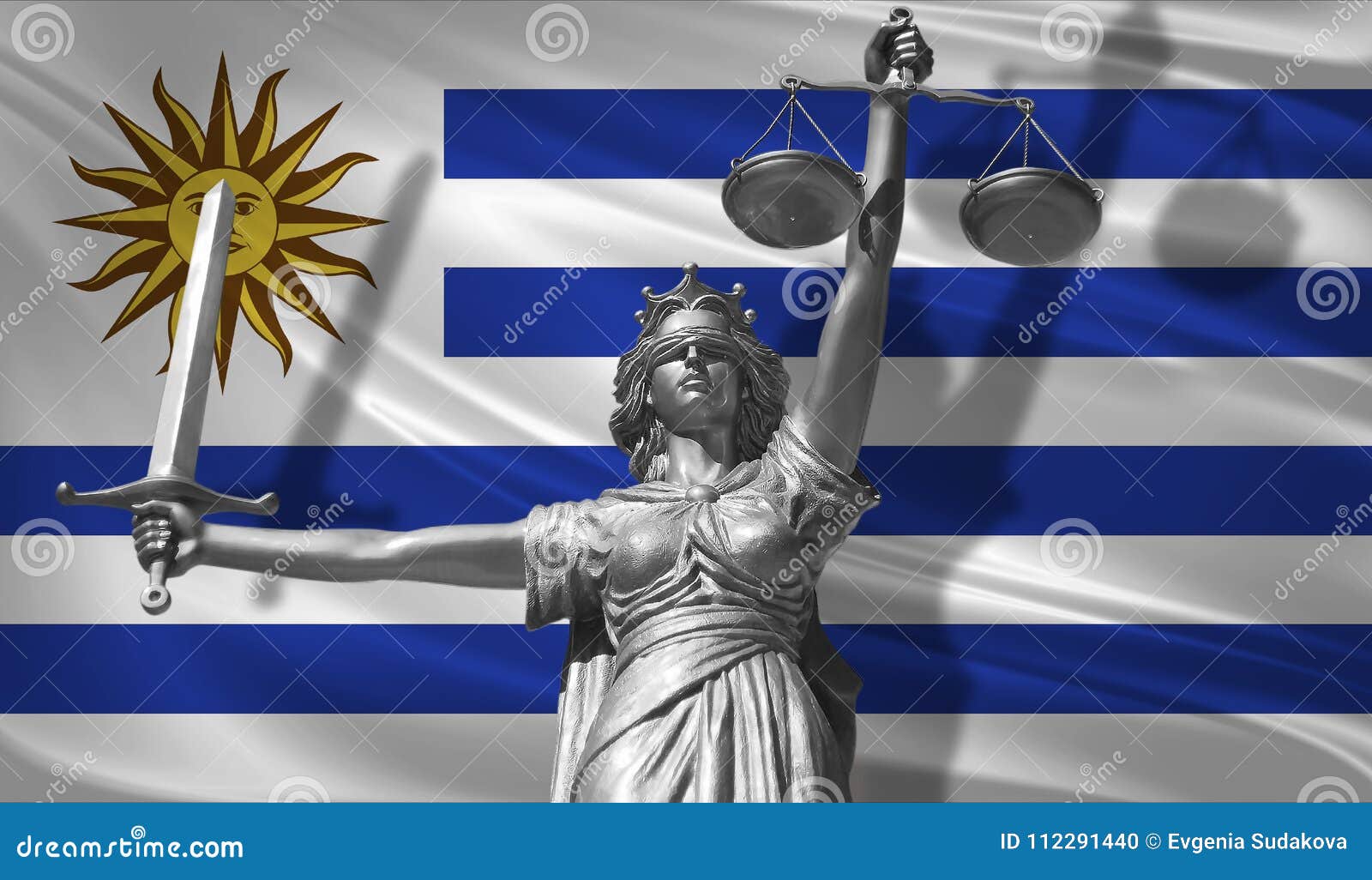 Cubierta Sobre Ley Estatua De Dios De La Justicia Themis Con La Bandera ... Cubierta Sobre Ley Estatua De Dios De La Justicia Themis Con La Bandera ...