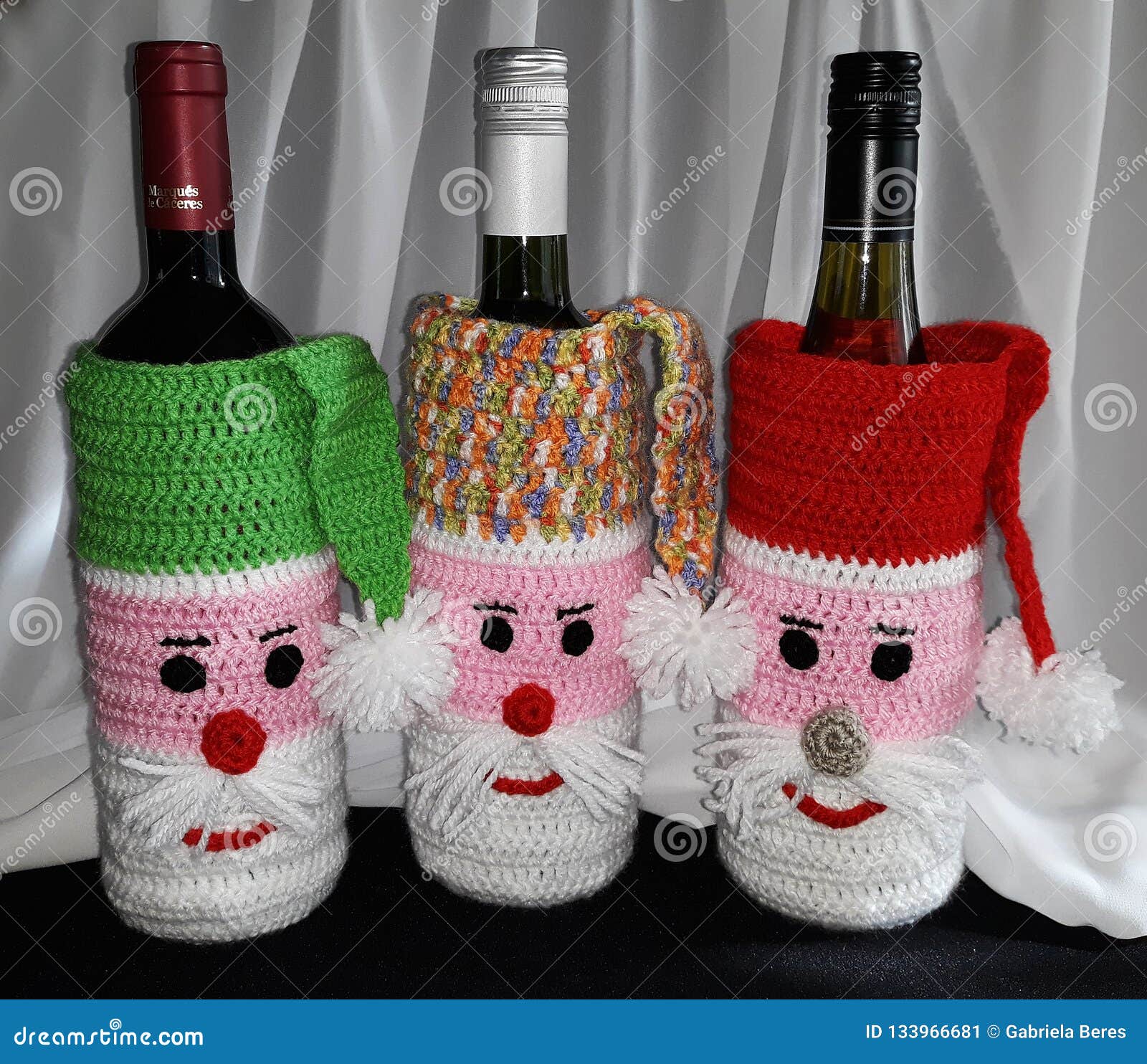 Cubiertas De La Botella De Vino De La Navidad Del Ganchillo Imagen de archivo - Imagen de ...