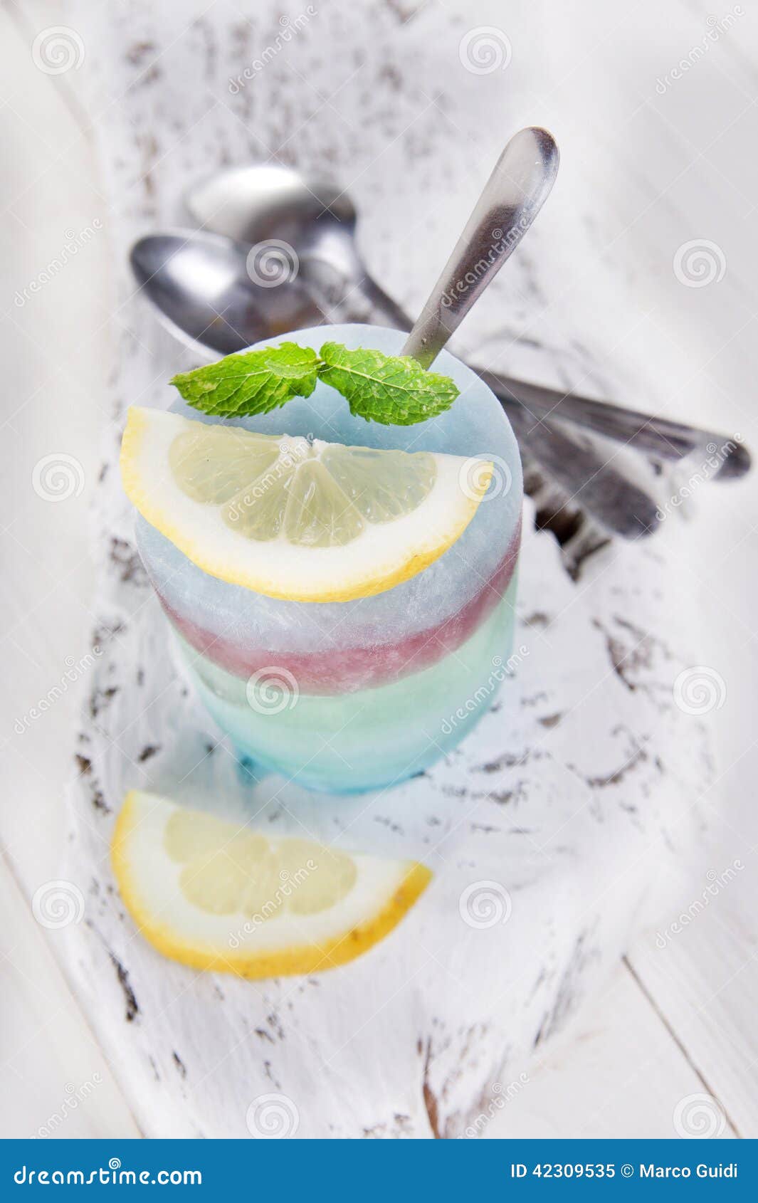 Cubo de gelo colorido imagem de stock. Imagem de vermelho - 42309535