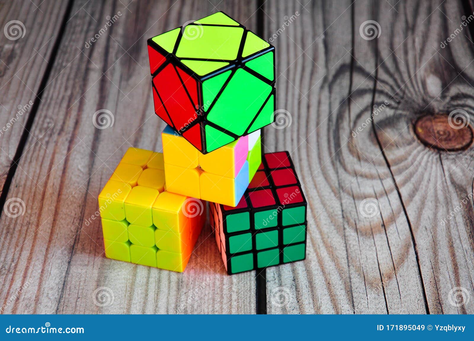 Cubo De Rubik En Tablero De Madera Imagen de archivo editorial - Imagen ...