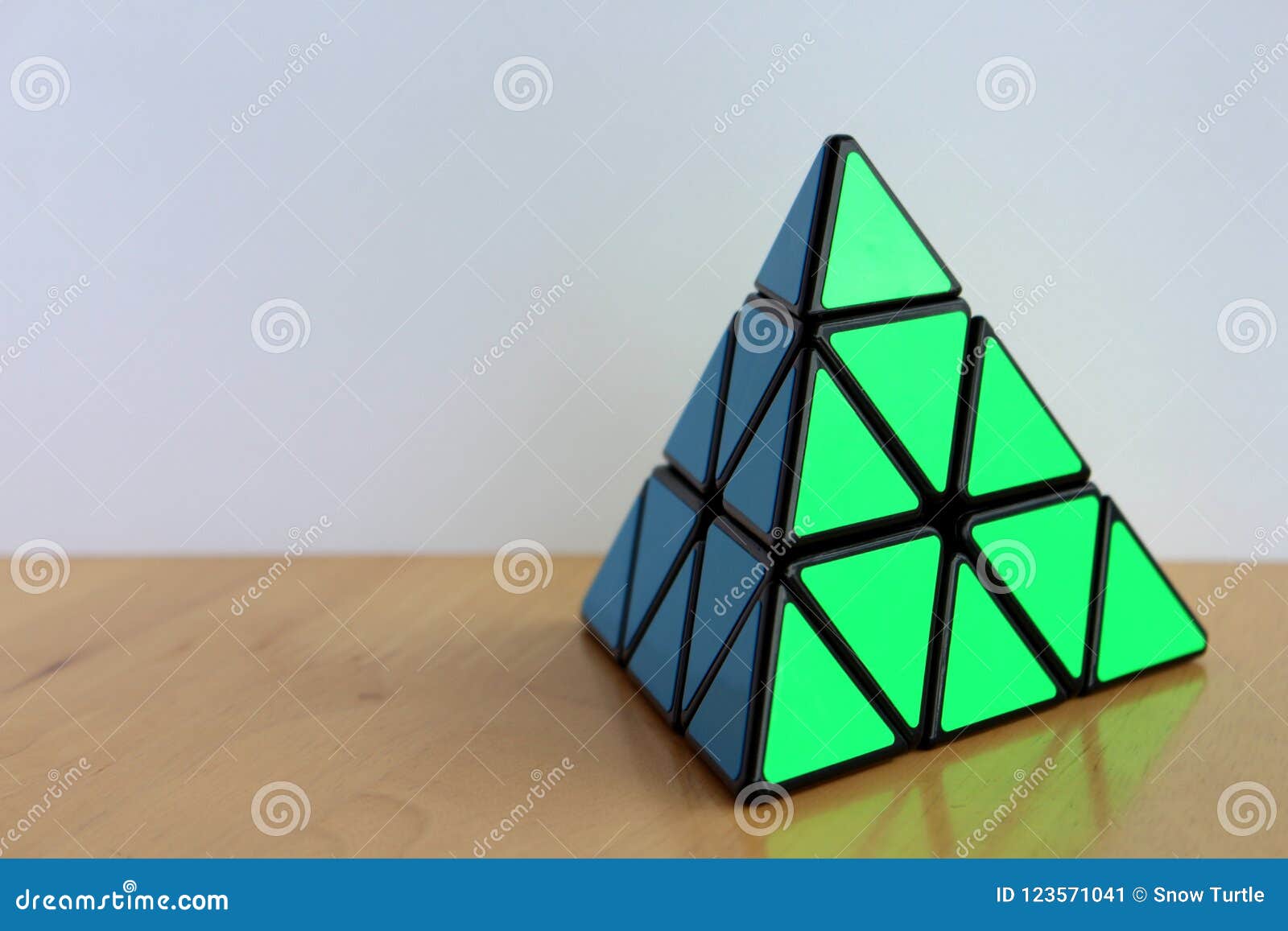 Cubo Del ` S Pyraminx De Rubik En Una Tabla Foto editorial - Imagen de ...