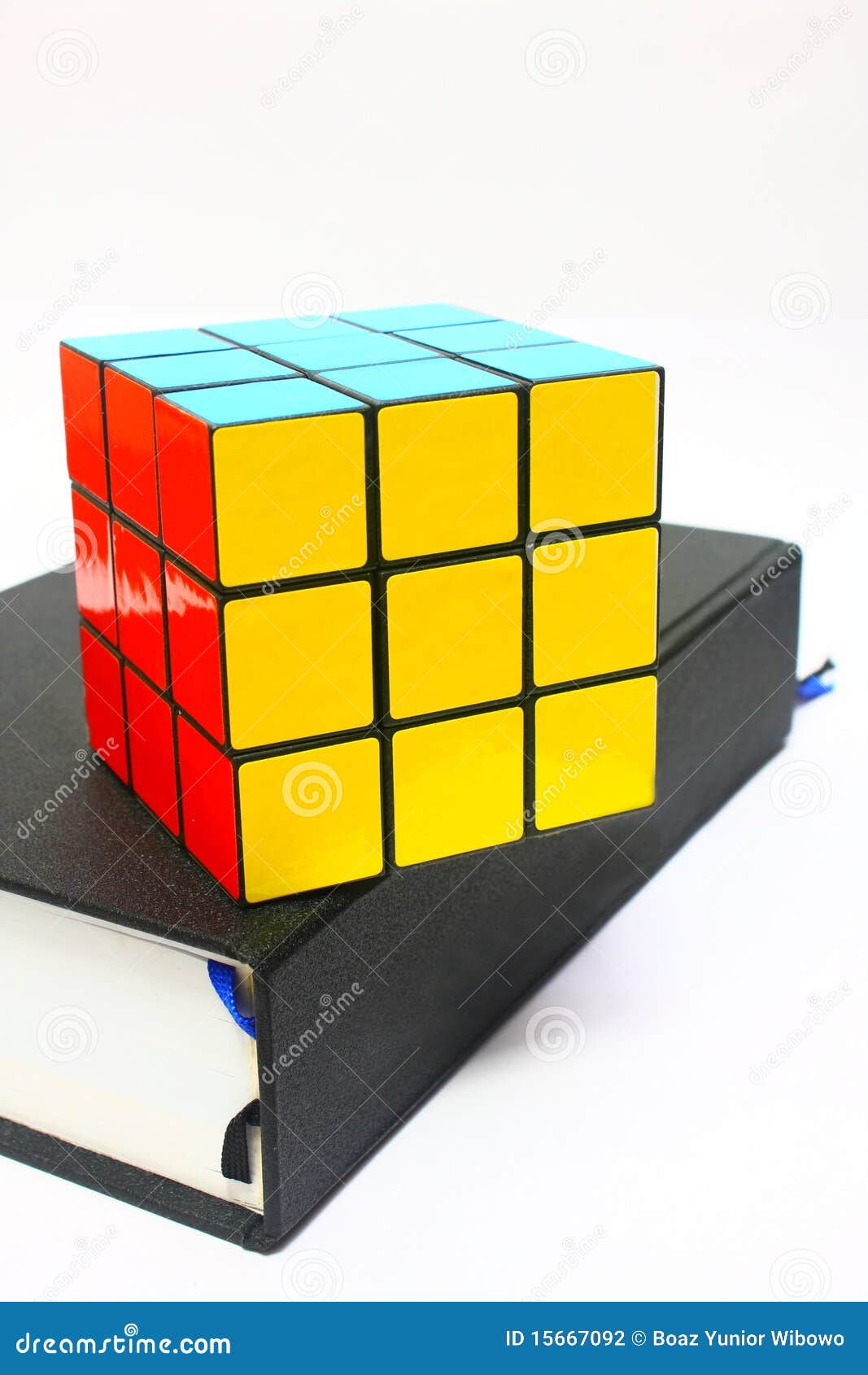 Cubo di Rubiks sul libro fotografia editoriale. Immagine di gioco ...