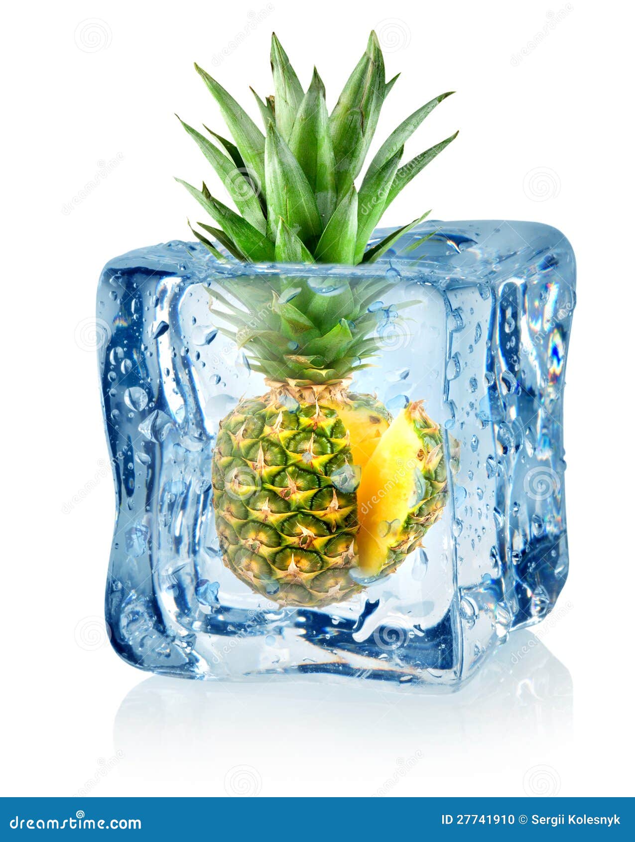 Cubo ed ananas di ghiaccio fotografia stock. Immagine di sfondo - 27741910