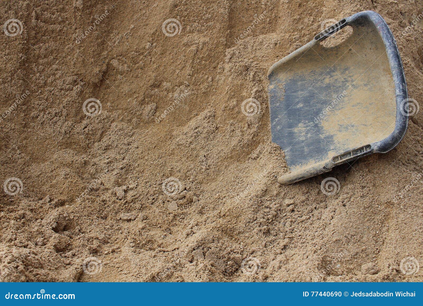 Cubo en la arena foto de archivo. Imagen de metal, compartimiento ...