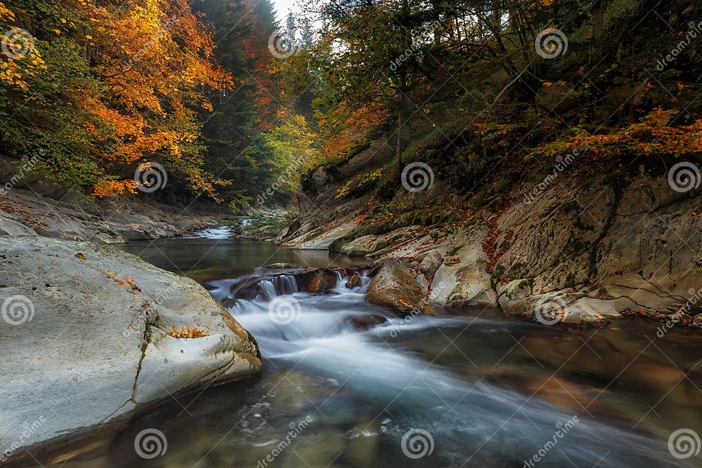 Cubo waterfall in autumn stock image. Image of green - 80097081