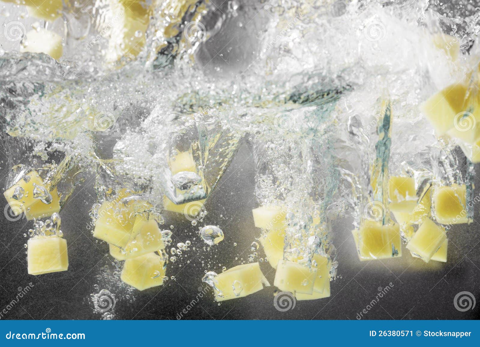 Cubos da batata imagem de stock. Imagem de respingo, espirrar - 26380571