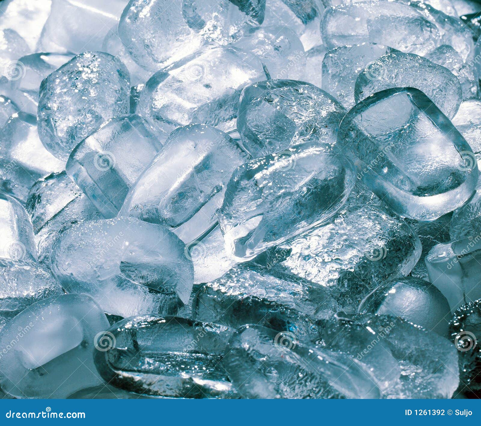 Cubos de gelo foto de stock. Imagem de refrescamento, espuma - 1261392