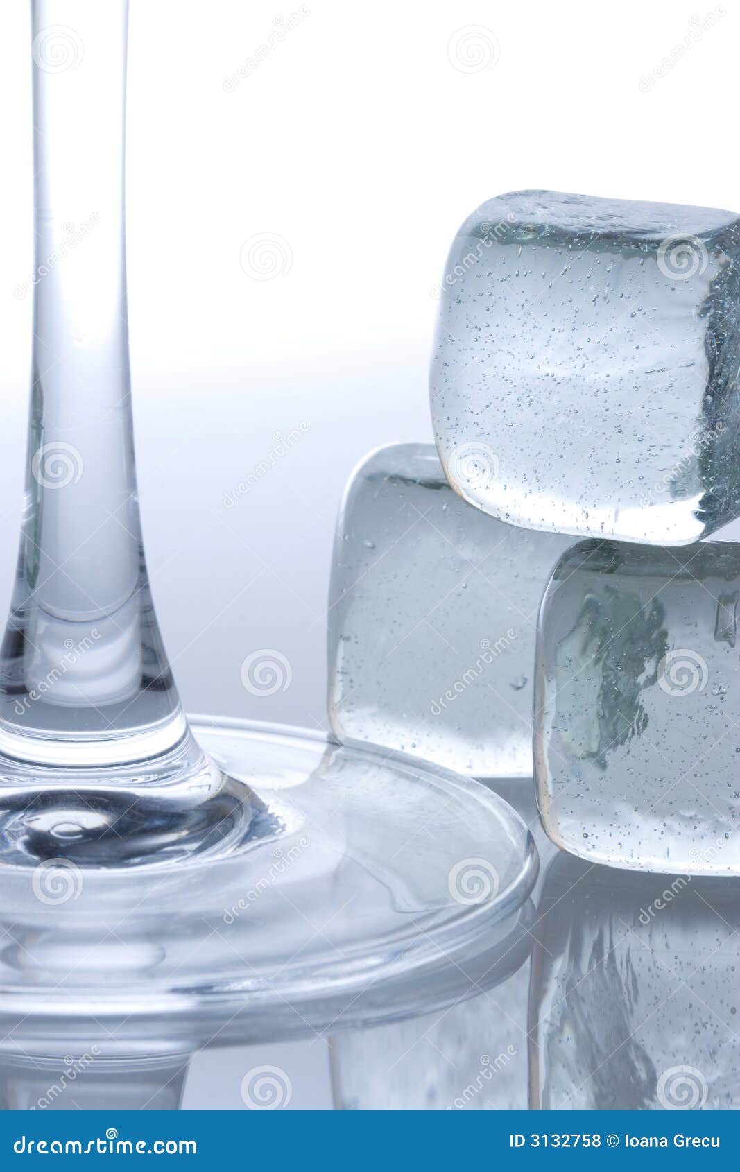 Cubos de gelo foto de stock. Imagem de frio, derretimento - 3132758