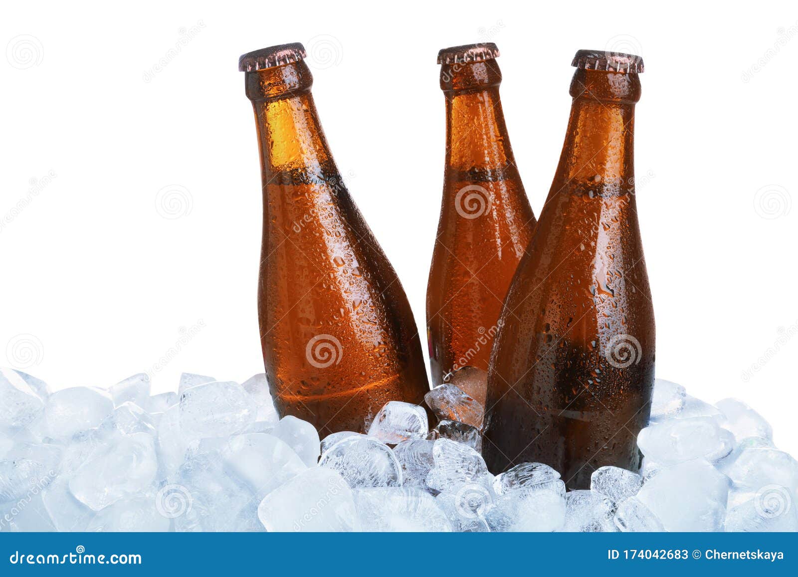 Cubos De Gelo E Garrafas De Cerveja Sobre Fundo Imagem de Stock ...