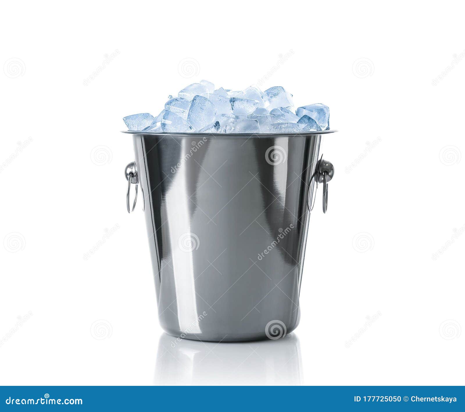 Cubos De Gelo No Balde Isolados Foto de Stock - Imagem de fresco ...