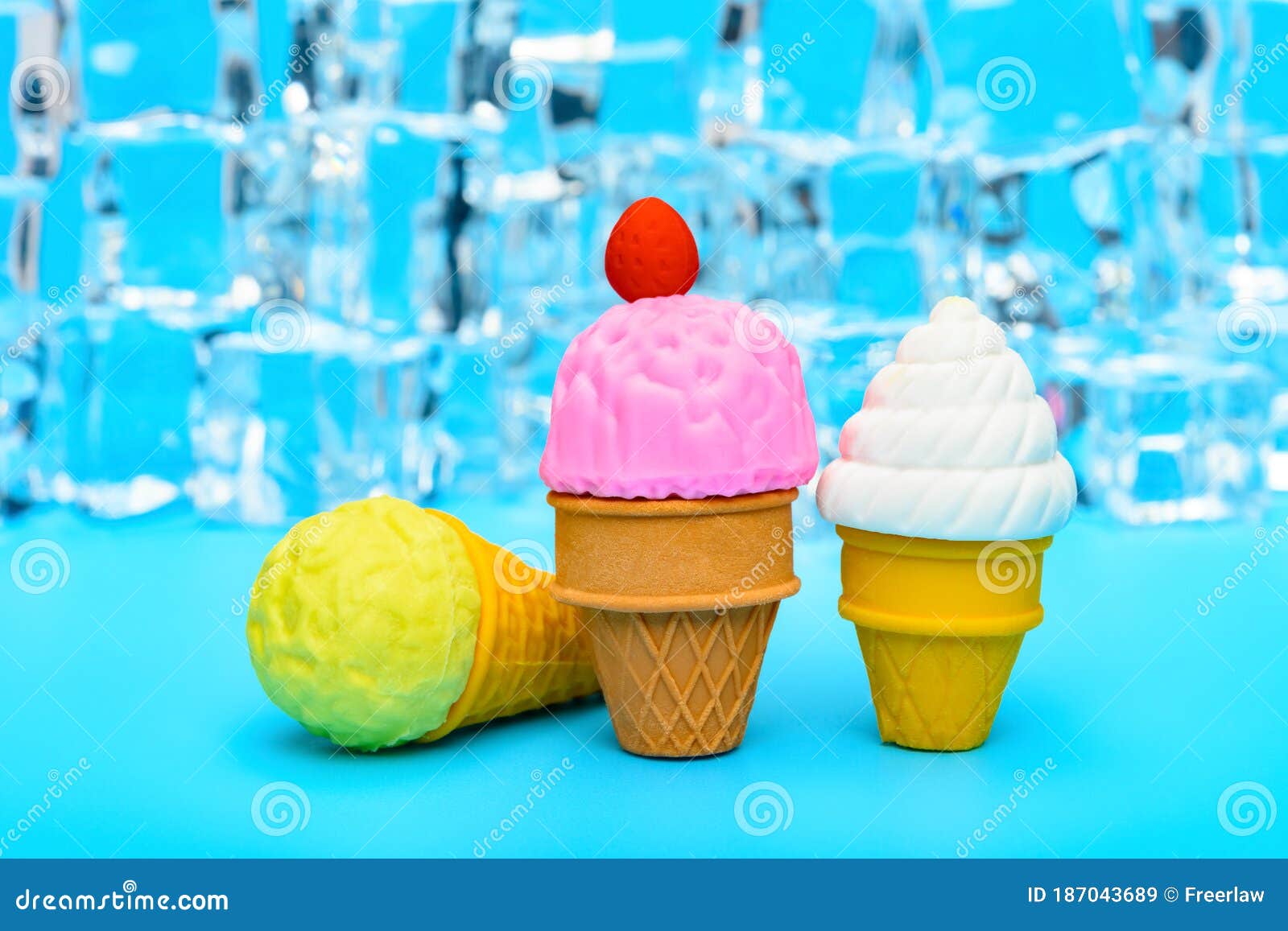 Cubos De Helados Y Helados De Maniquí Imagen de archivo - Imagen de ...