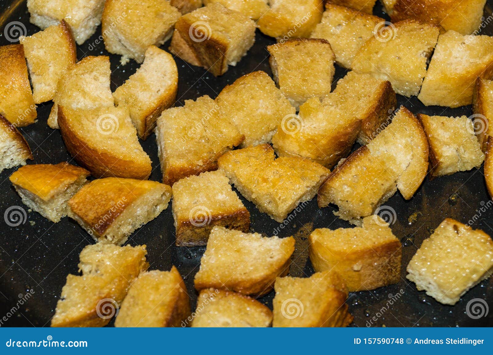 Cubos de pan de Gruta foto de archivo. Imagen de quebradizo - 157590748